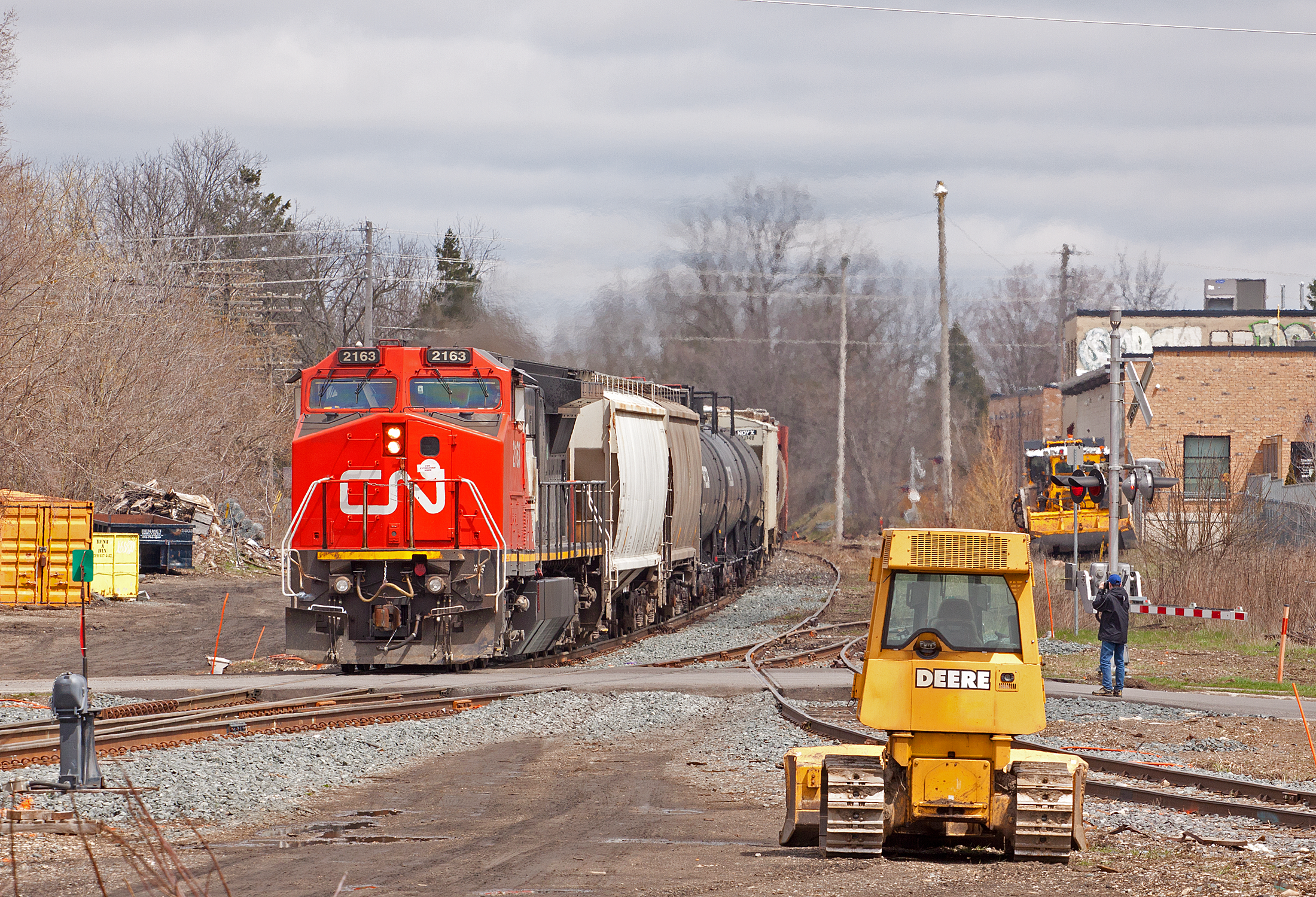 Railpictures.ca - Mark MacCauley Photo: Nothing runs like a Deere. Yet, some days, nothing runs ...