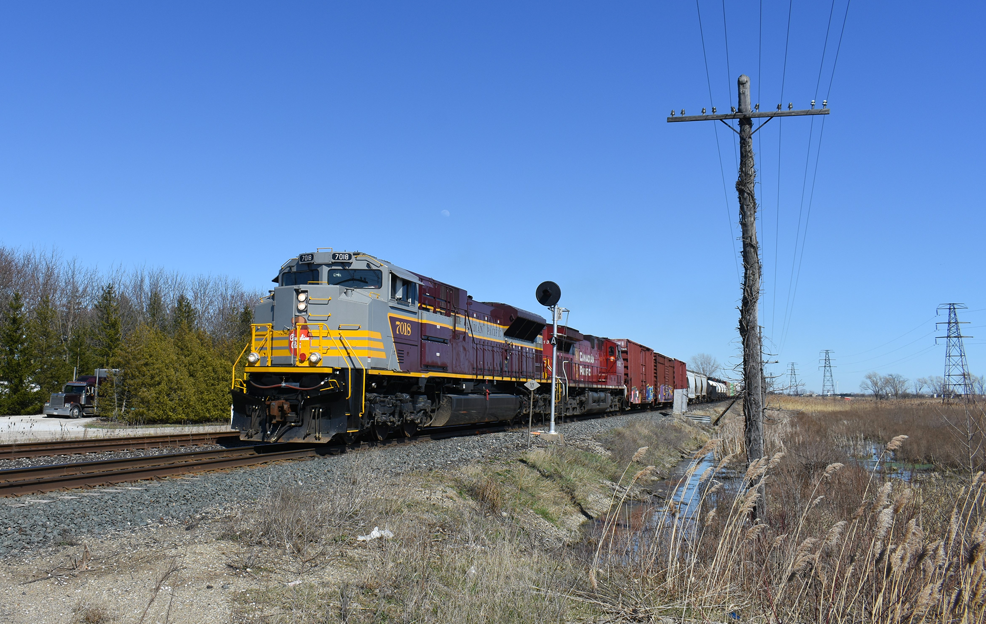 Railpictures.ca - Mitchell Gault Photo: A freshly painted CP 7018 leads 235 around the curve at ...