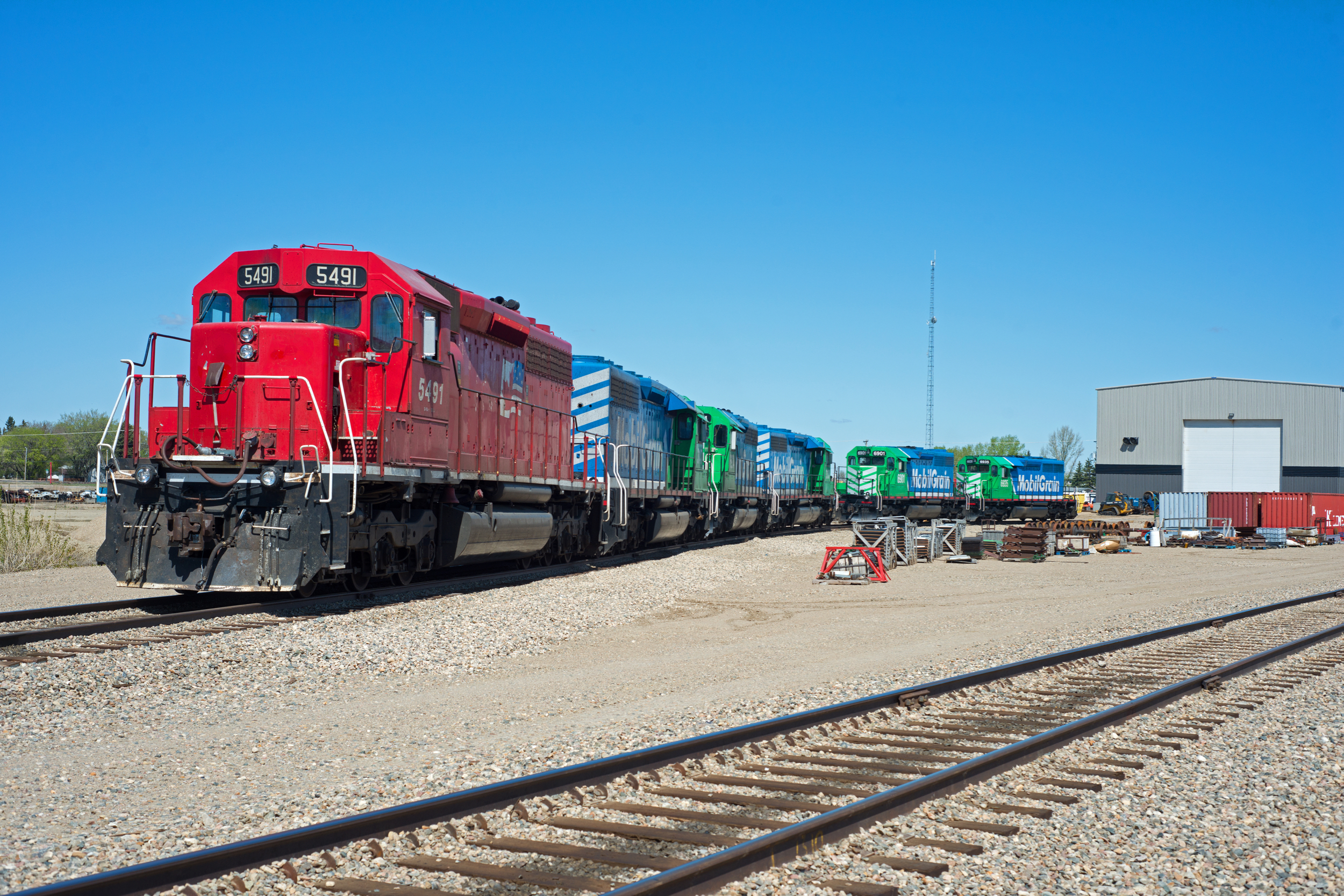 Railpictures.ca - Matt Watson Photo: Six SD40 rebuilds enjoy a Sunday off at Mobile Grain’s shop ...