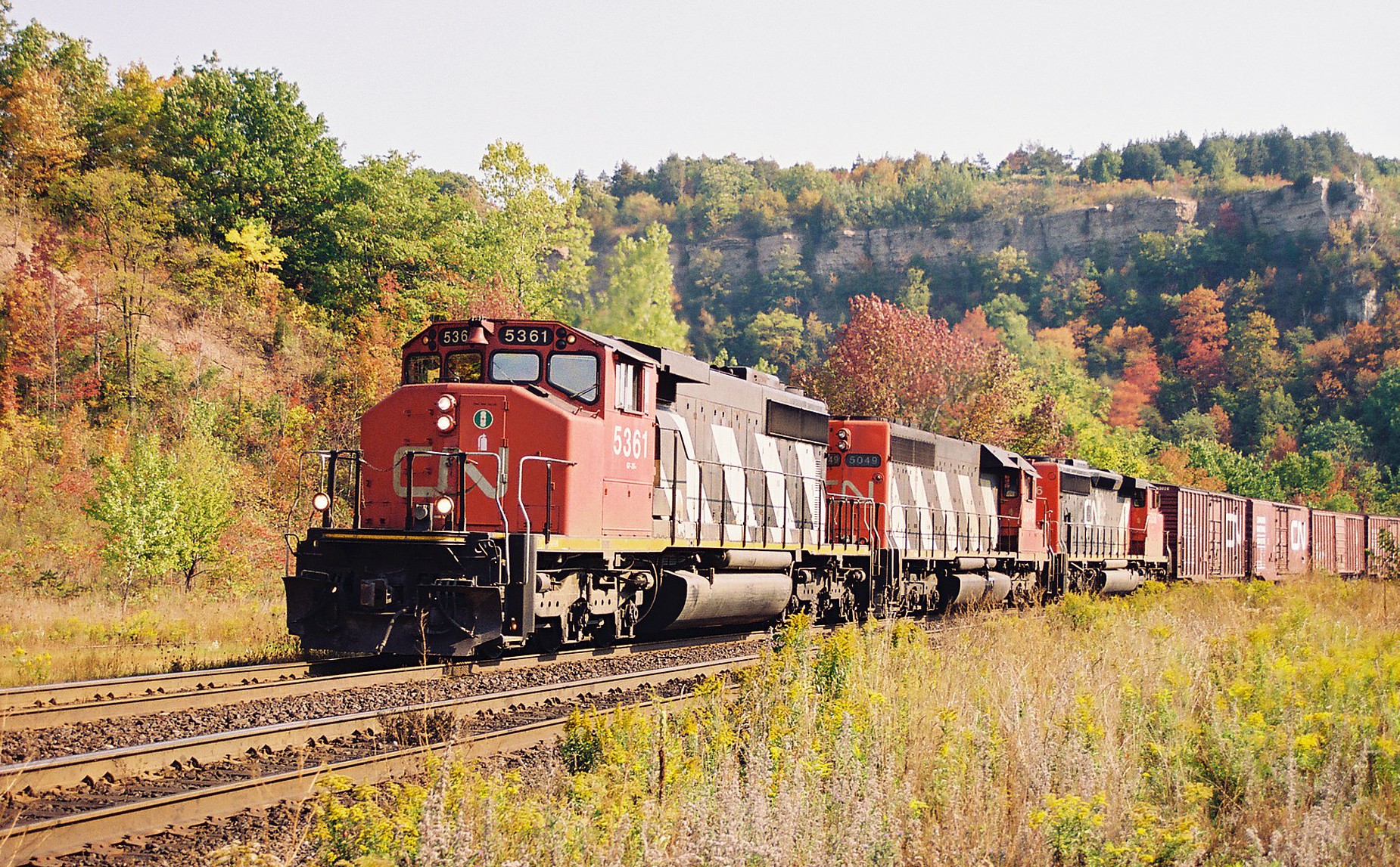 Railpictures.ca - Carl Noe (Collection of Jason Noe) Photo: The fall colours were beginning to ...