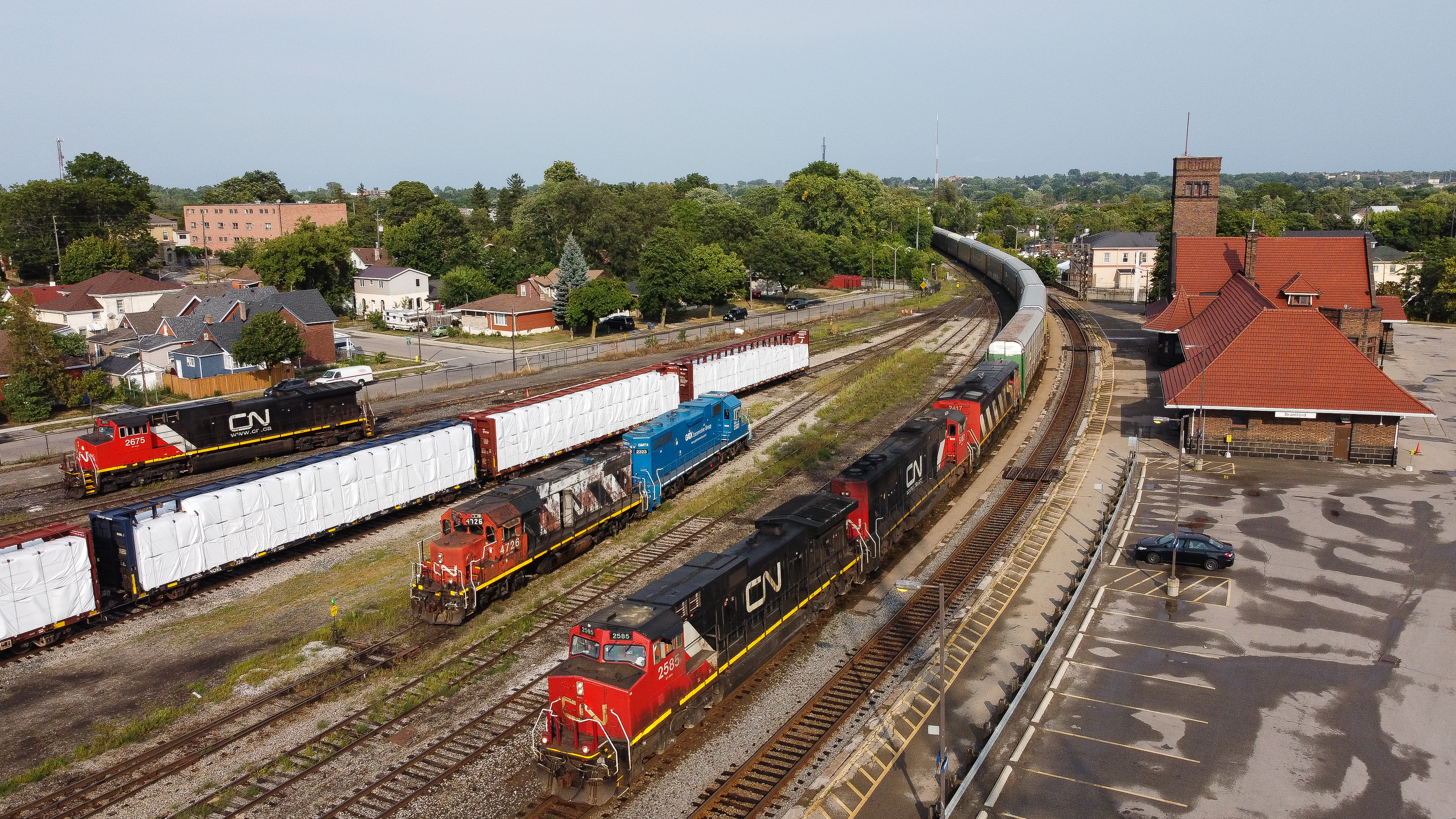 Railpictures.ca - Joseph Bishop Photo: CN 435 arrives into Brantford with CN 2585 CN 5787 and CN ...