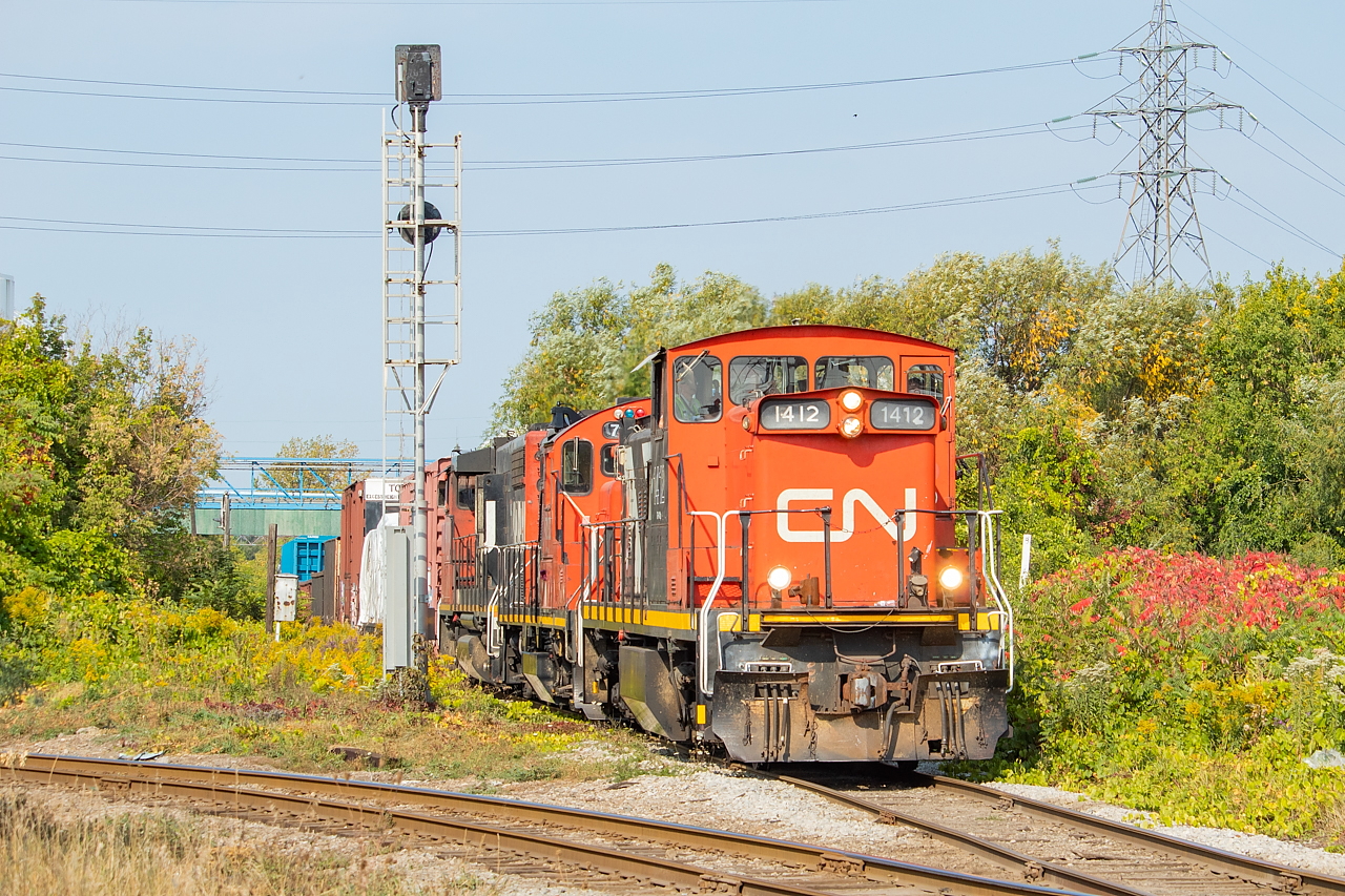 Railpictures.ca - James Knott Photo: The 0700 Yard Job, led by CN 1412, nears the diamond with ...