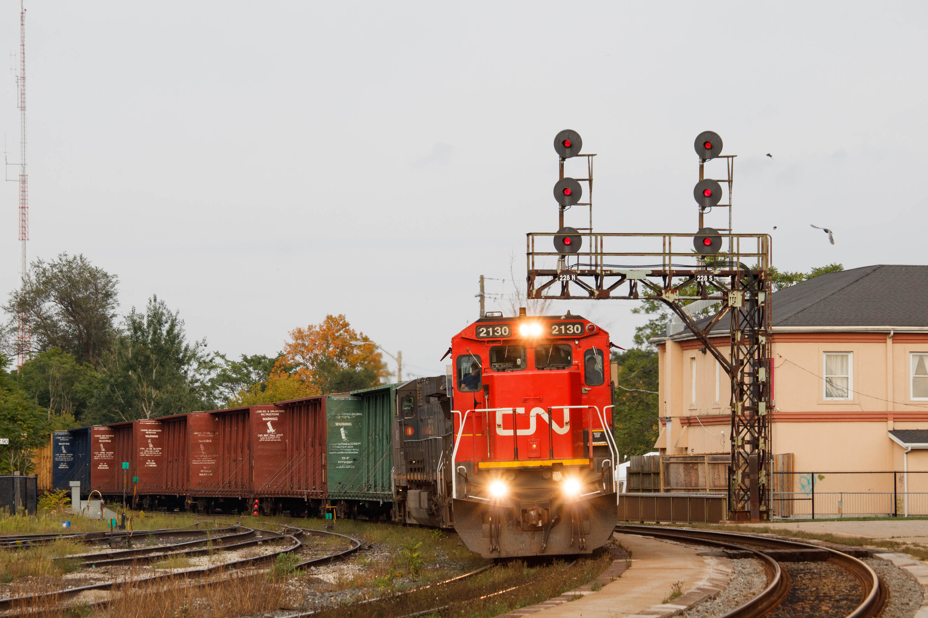 Railpictures.ca - Brian Bui Photo: CN 435 passes thru Brantford with a Dash 8 leading two BC ...