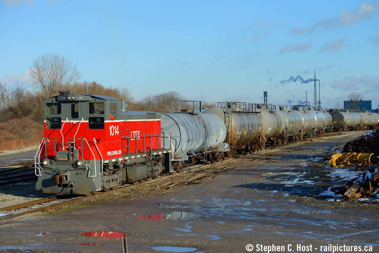 Railpictures.ca - Stephen C. Host Photo: LTEX 1014 is switching the sprawling Oxy Vinyls ...