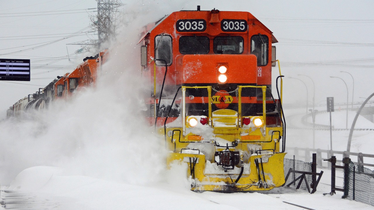 Railpictures.ca - Gilles Crete Photo: SLR 3035 at Saint-Bruno Station en route to Southwark Yard ...
