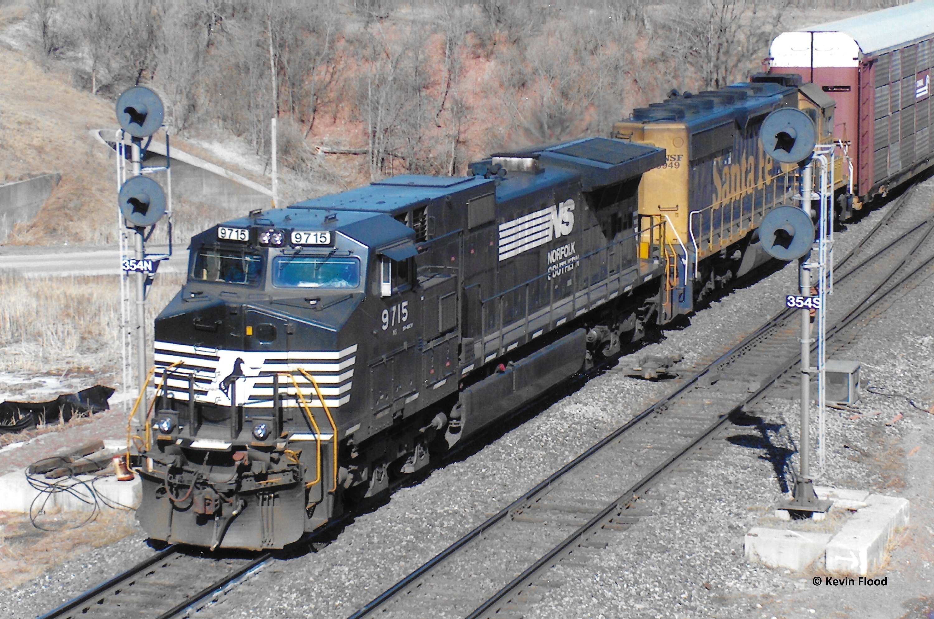 Railpictures.ca - Kevin Flood Photo: CN 393 splits the searchlights at Lemonville Rd. as it does ...