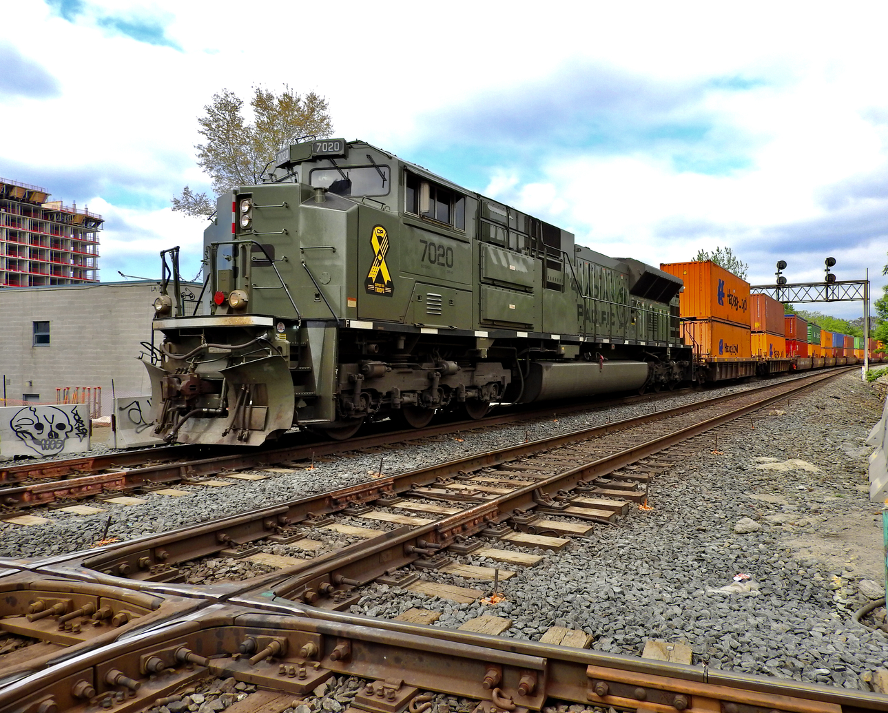Railpictures.ca - ngineered4u Photo: CP SD70ACu 7020 Canadian Army attired unit is shoving hard ...