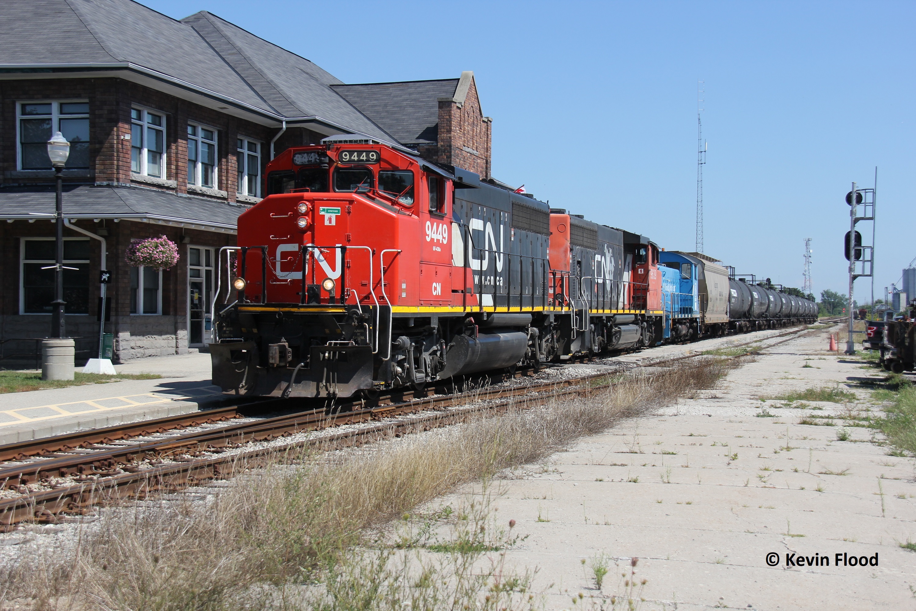 Railpictures.ca - Kevin Flood Photo: I got a tip that 568 would have SSRX 911 in tow so when the ...
