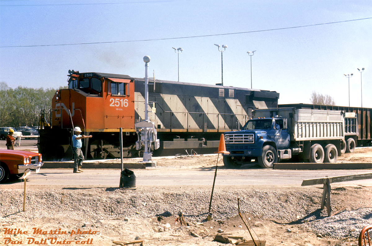 Railpictures.ca - Mike Mastin photo, Dan Dell'Unto coll. Photo: CN M420W 2516 handles a ballast ...