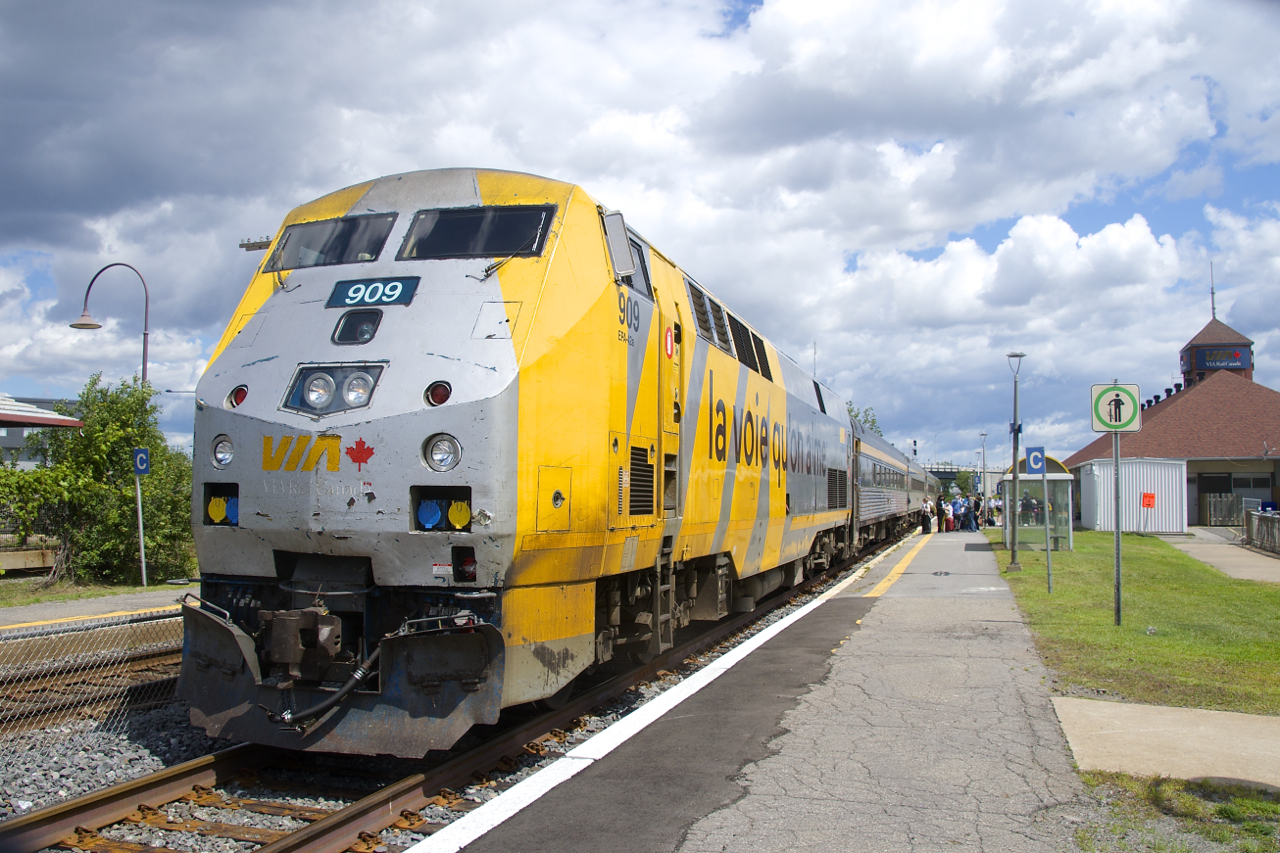 Railpictures.ca - Michael Berry Photo: VIA 67 is making its station stop at Dorval with VIA 909 ...