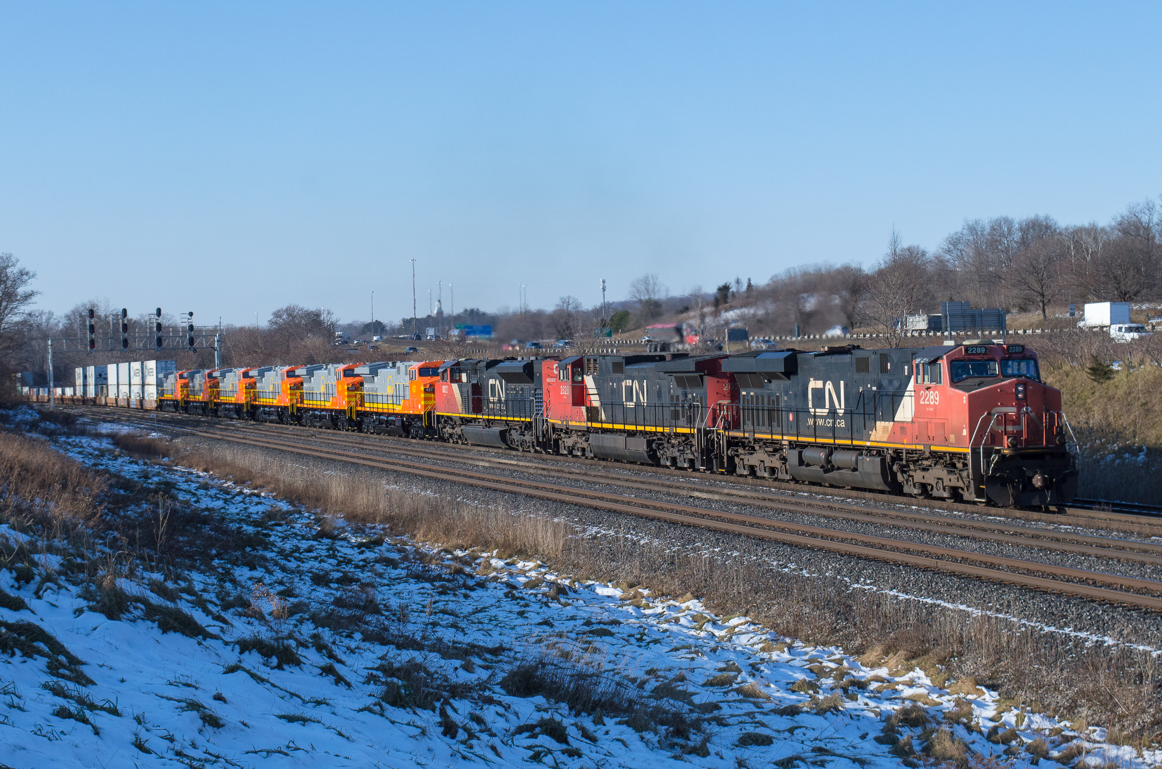 Railpictures.ca - Joseph Bishop Photo: CN 422 rolls into Aldershot behind CN 2289, CN 2628 and ...