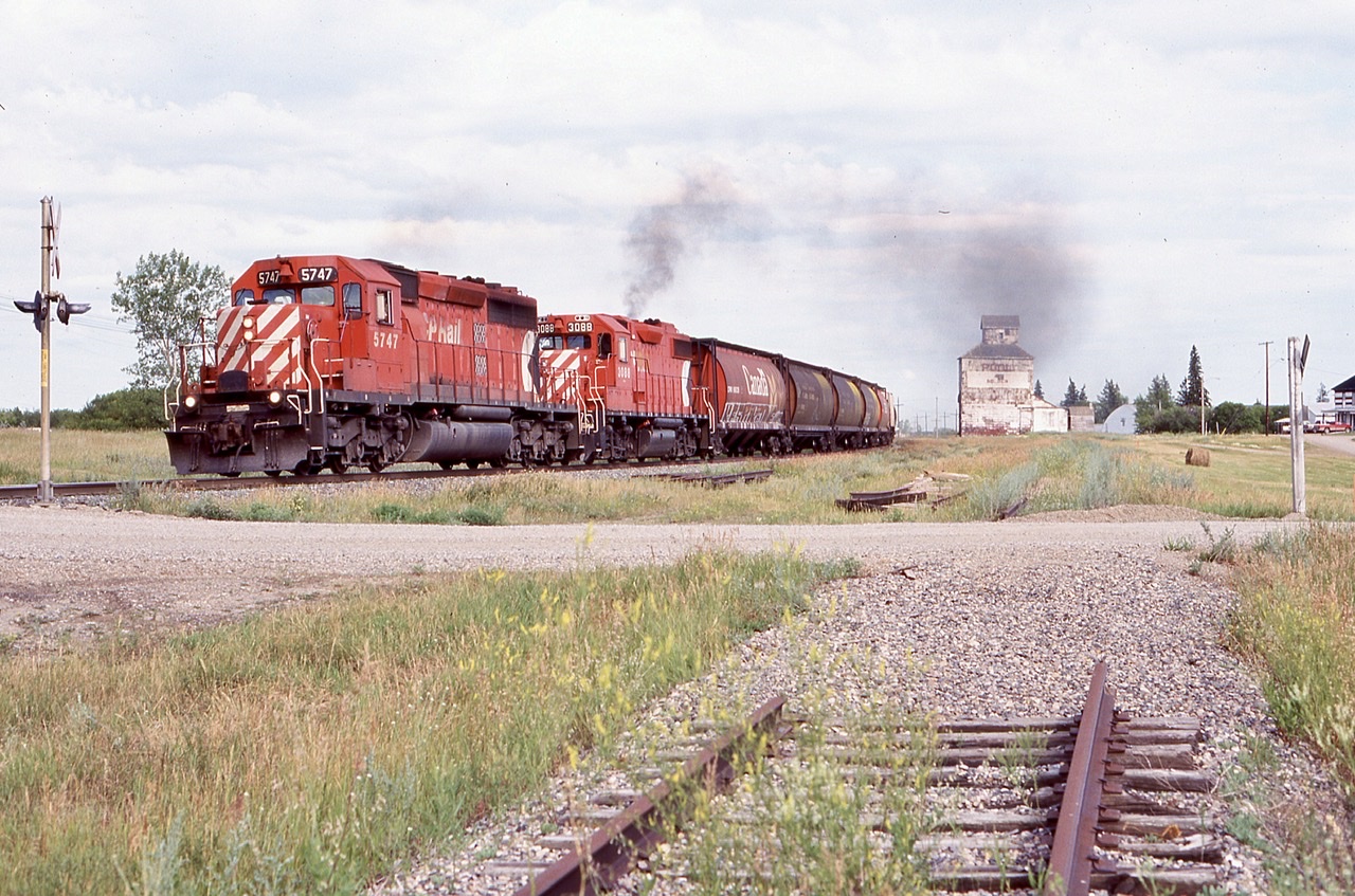 Railpictures.ca - Marcus W Stevens Photo: Flipping through the pages of Greg McDonnell’s book ...