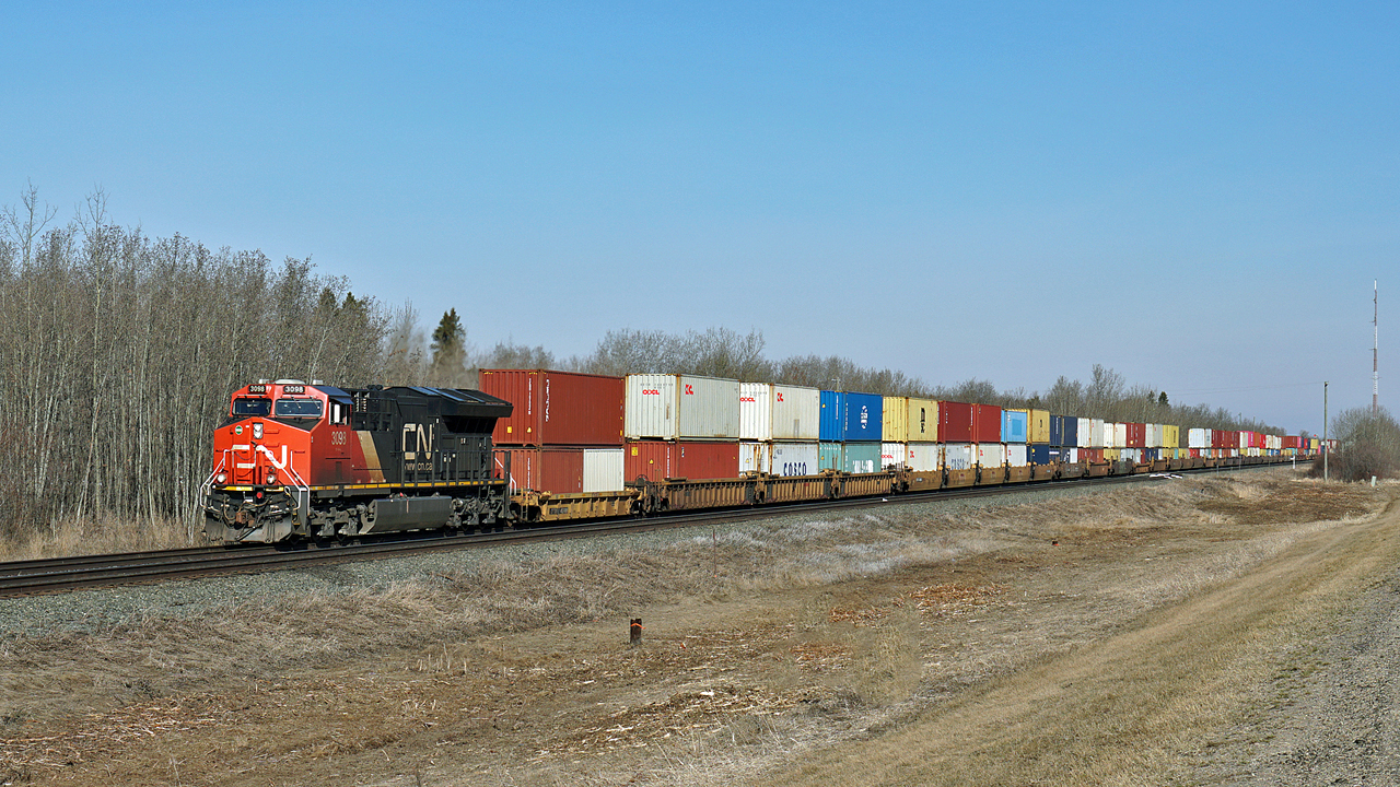 Railpictures.ca - colin arnot Photo: ET44AC CN 3098 heads an intermodal eastbound through ...