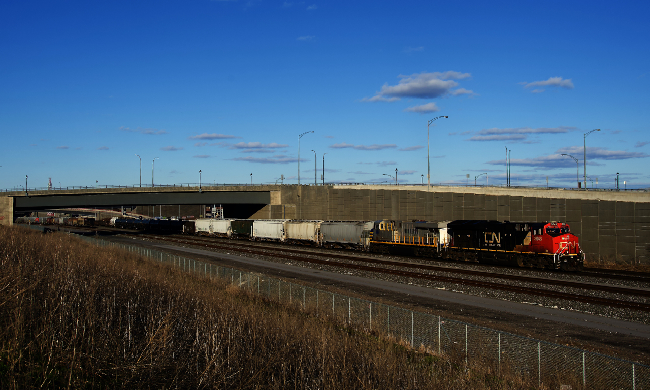 Railpictures.ca - Michael Berry Photo: CN 3045 & CN 3960 lead a 107-car CN 321 as it approaches ...