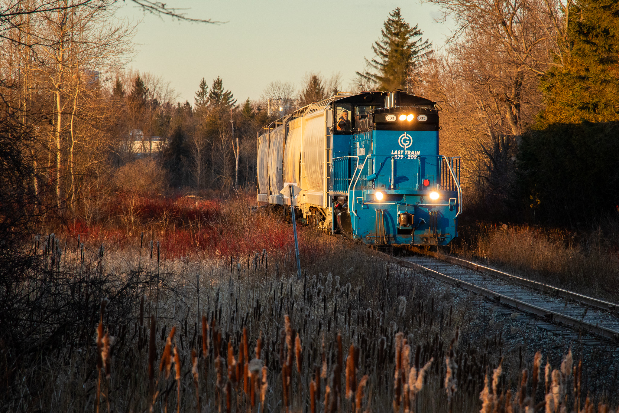 Railpictures.ca - Isaac Bryson Photo: The sun rises on the final day… GMTX 333 has finished ...