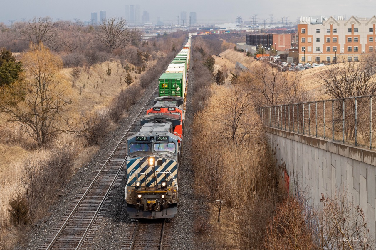 Railpictures.ca - J.E. Photo: BCOL 4646 is in the lead of Z121 as it slowly climbs the grade ...