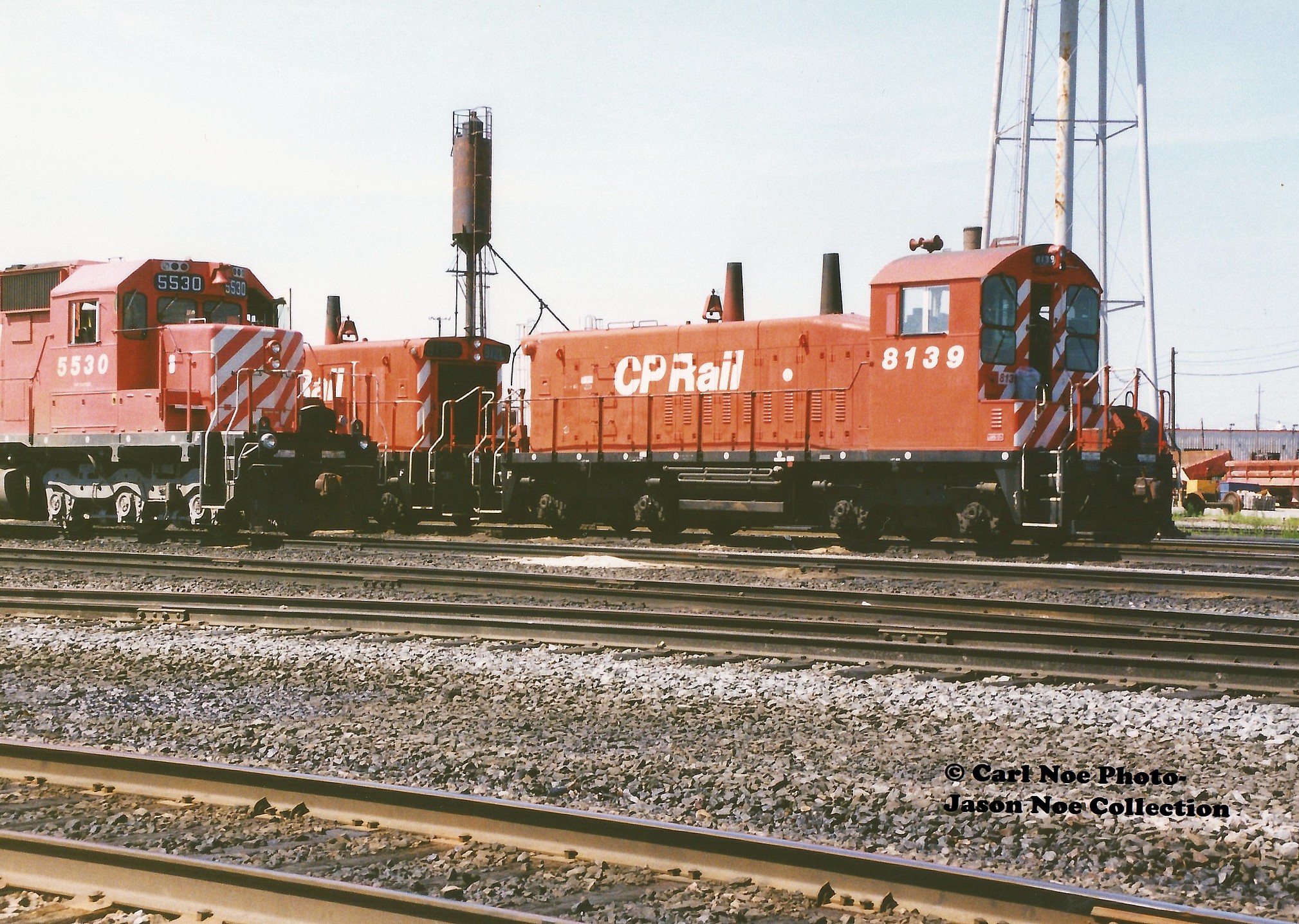 Railpictures.ca - Carl Noe (Collection of Jason Noe) Photo: CP SW1200RS 8139 and SD40 5530 pause ...