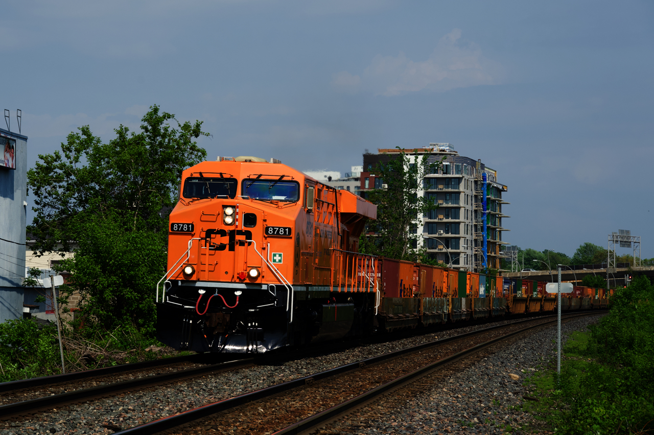 Railpictures.ca - Michael Berry Photo: CP 8781 positively gleams as it approaches Valois Station ...