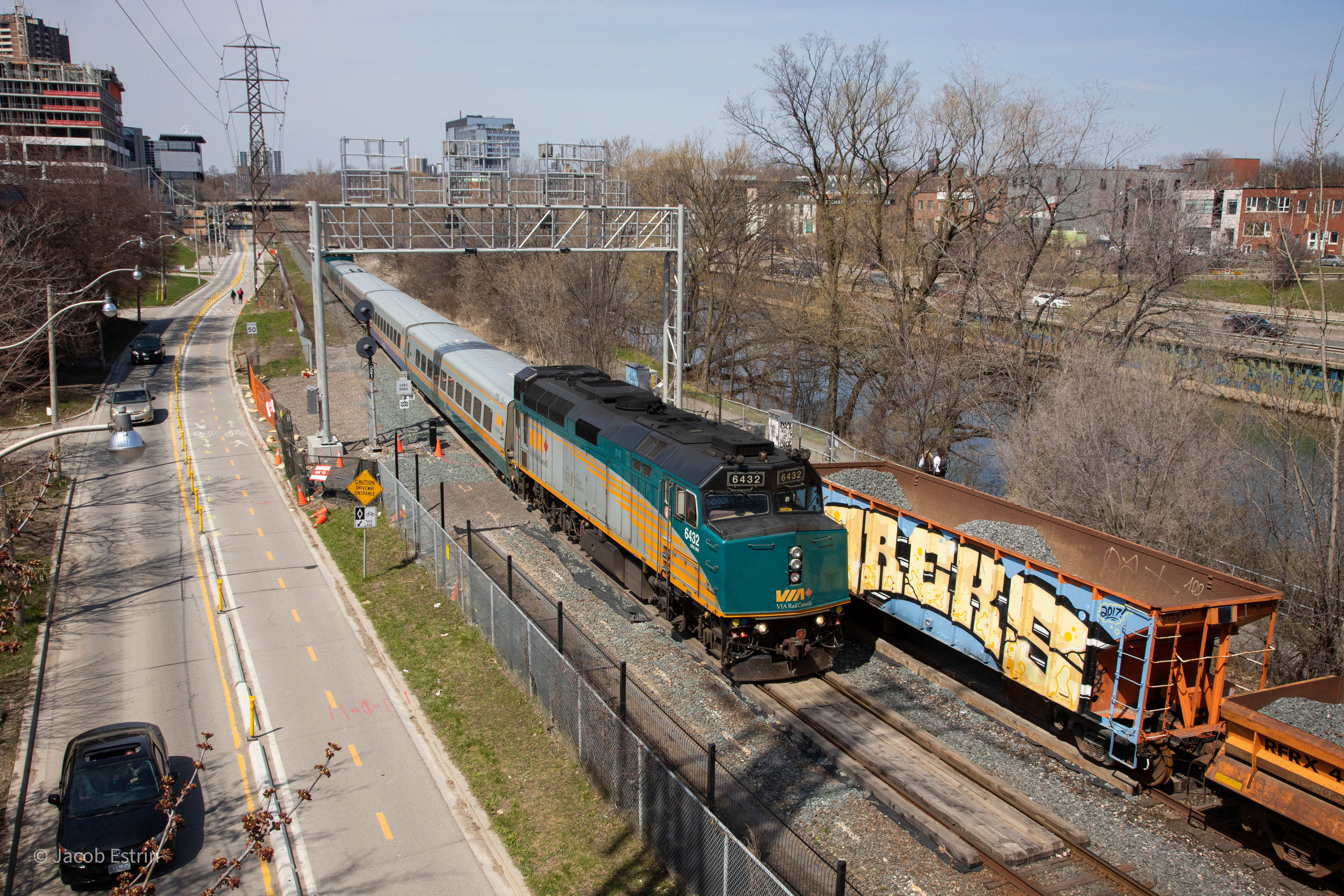Railpictures.ca - J.E. Photo: VIA 6432 leads train 643 South through Rosedale approaching the ...