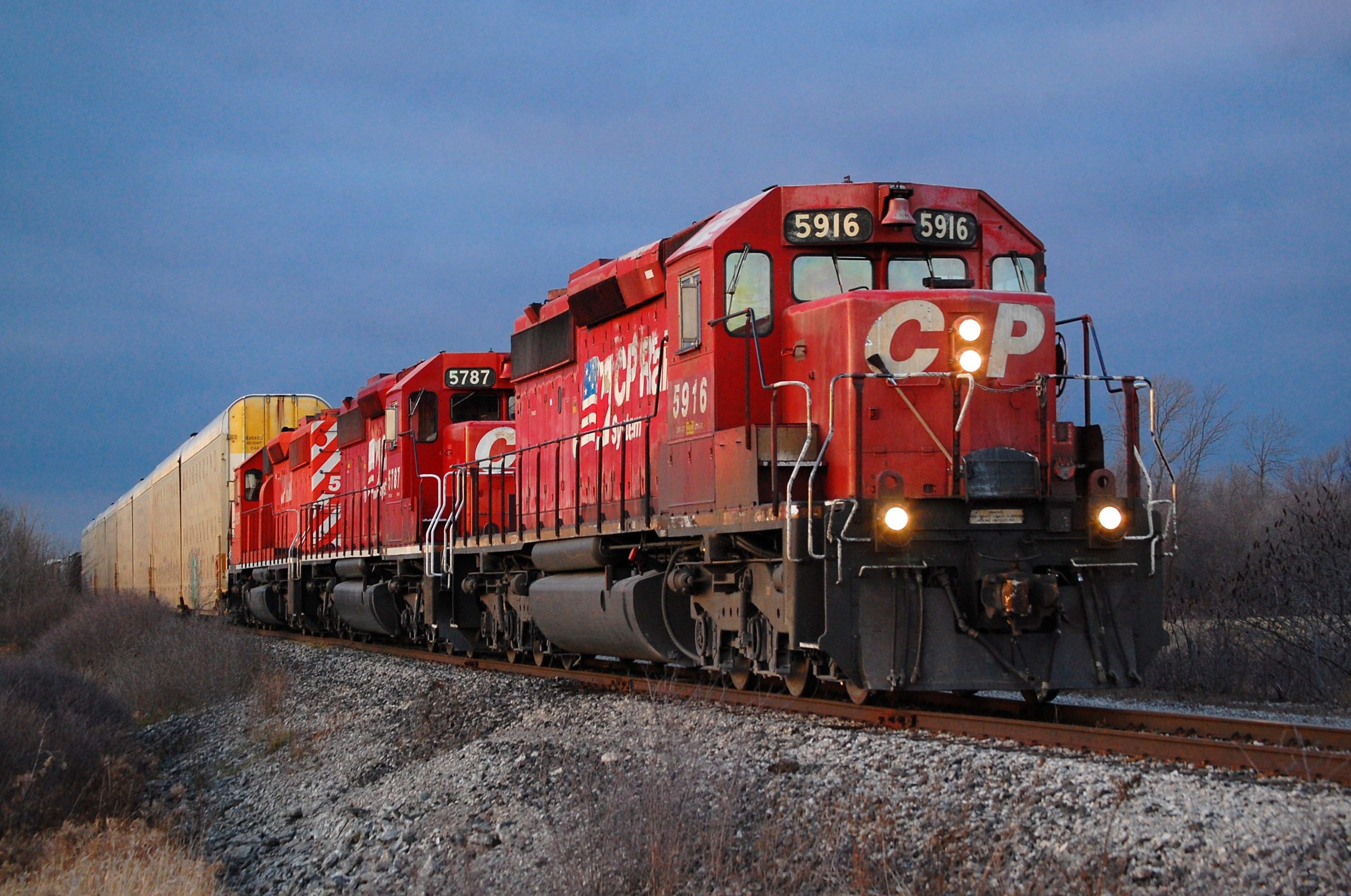 Railpictures.ca - Dean Brown Photo: CP 254 with CP 5916 South approaching CN Robbins bound for ...