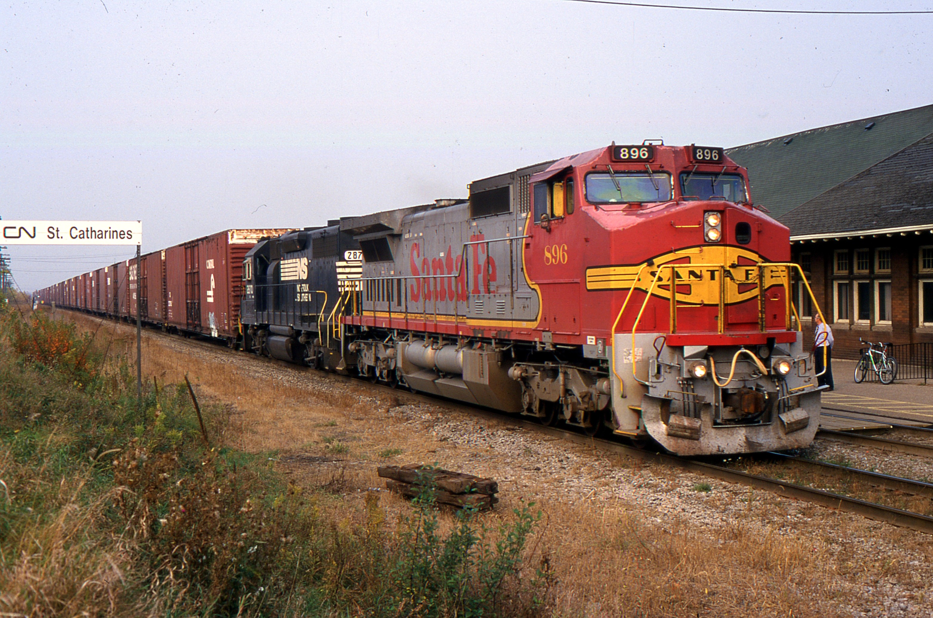 Railpictures.ca - Dean Brown Photo: NS 327/328 operated daily between St. Thomas and Buffalo ...