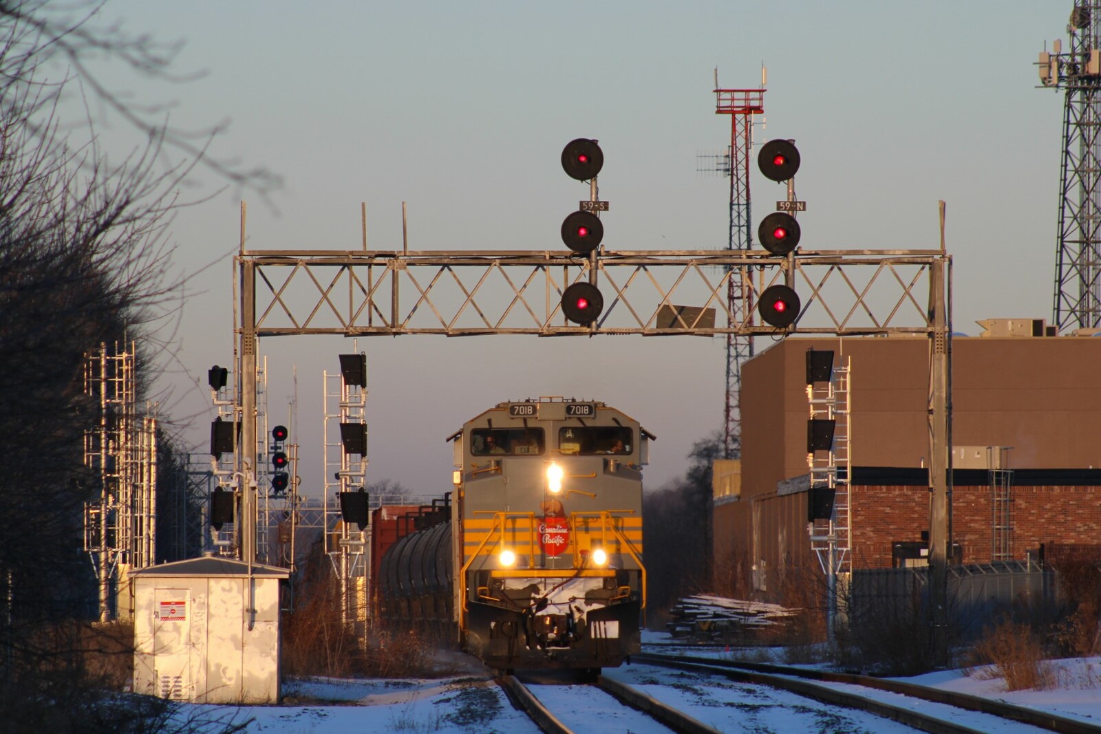Railpictures.ca - Eric Fallas Photo: Early birds do in fact catch the worm, or in this case, a ...