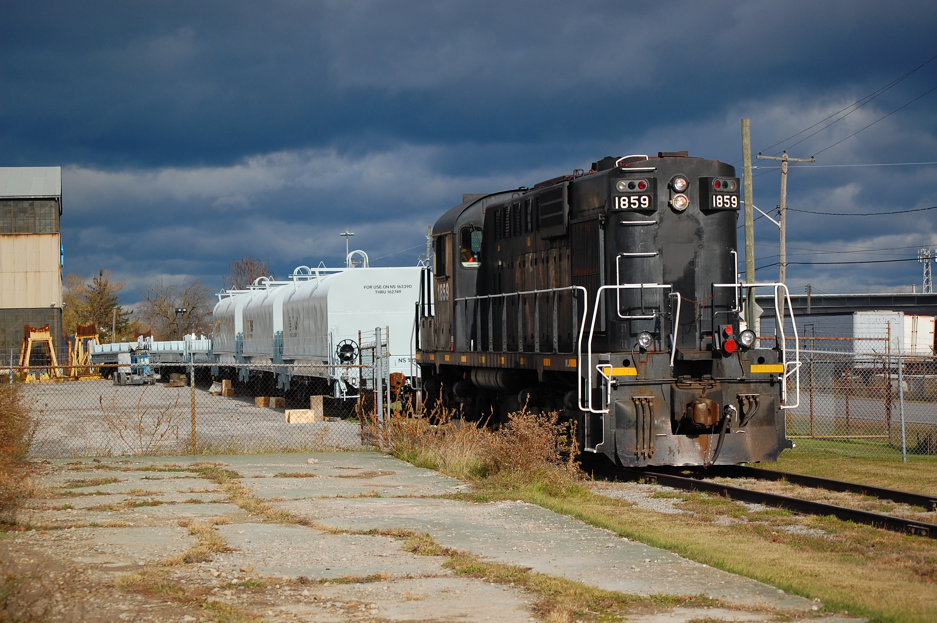 Railpictures.ca - Dean Brown Photo: GIO Railways with TRRY RS18u 1859 waits at Steelcon to lift ...