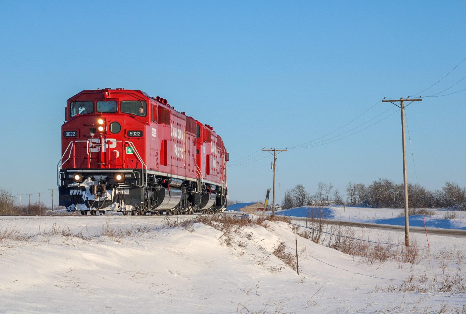 Railpictures.ca - Eric Fallas Photo: E07-31 strikes the first curve of the day just west of Earl ...