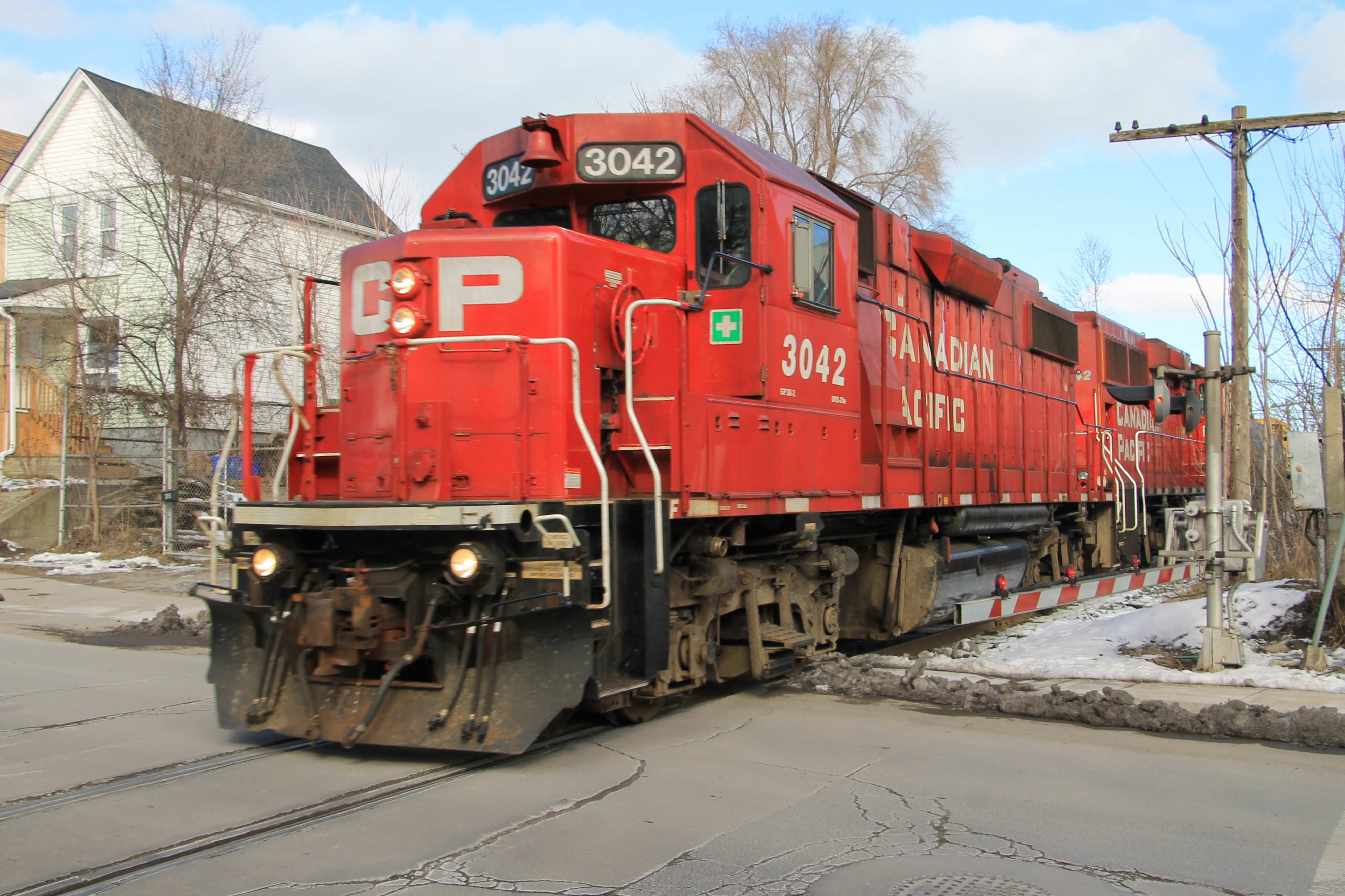 Railpictures.ca - Terry O'Shell Photo: CP 3042 with CP 2242 and three cars trailing heads south ...