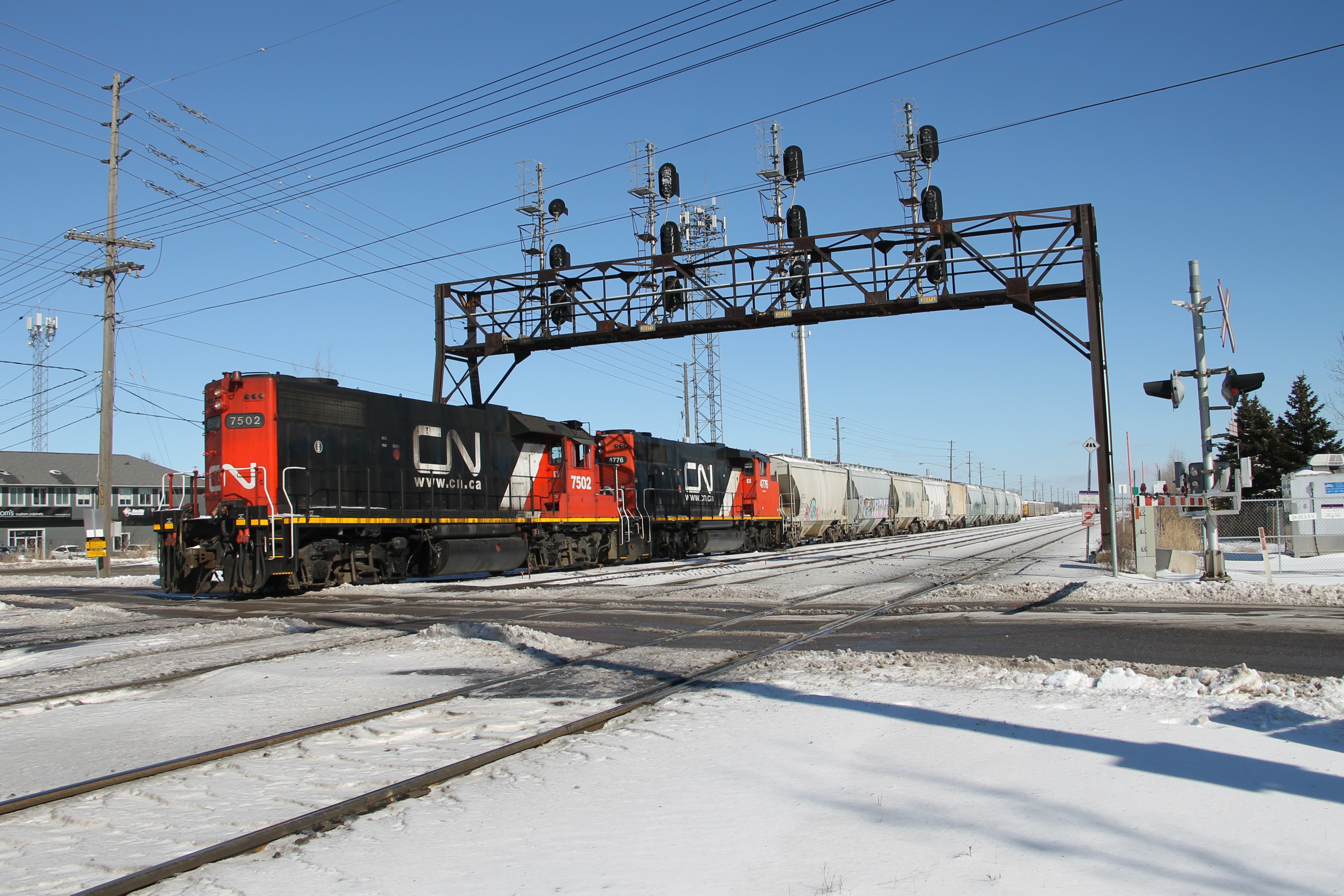 Railpictures.ca - Terry O'Shell Photo: With the Remote Control Operator (RCO) riding the point ...