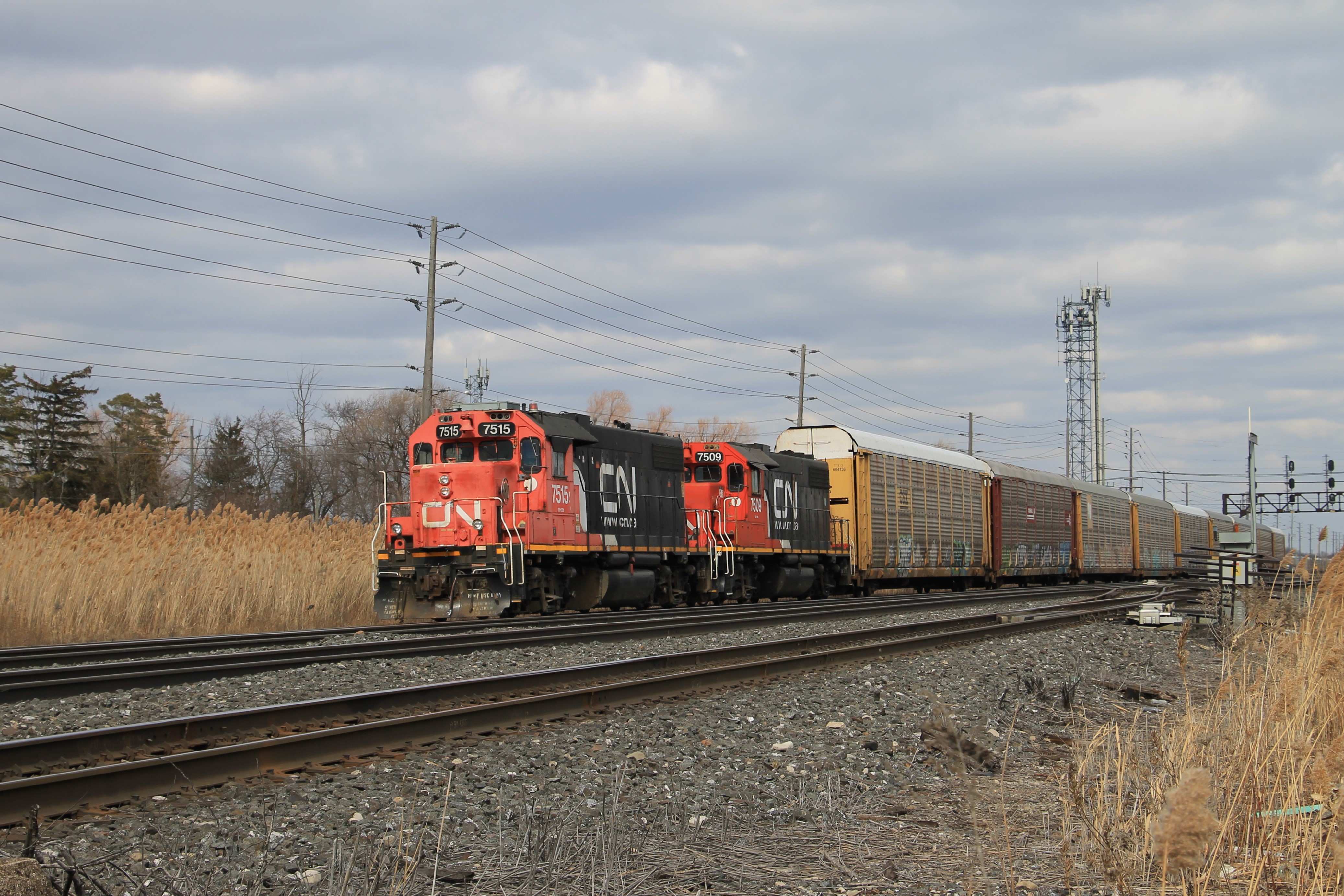 Railpictures.ca - Terry O'Shell Photo: CN 7515 and CN 7509 pull down a cut of tri-levels on the ...