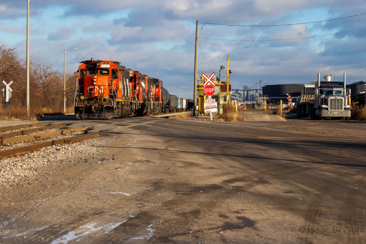 Railpictures.ca - Isaac Bryson Photo: CNs 0700 job is in the middle of working Parkland Fuels ...