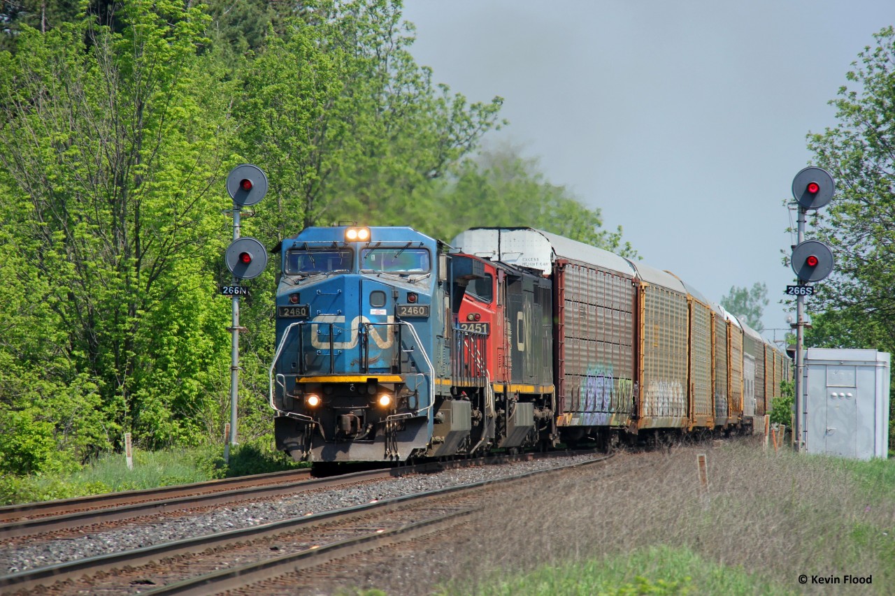 Railpictures.ca - Kevin Flood Photo: A CN westbound splits the searchlight signals at CN ...
