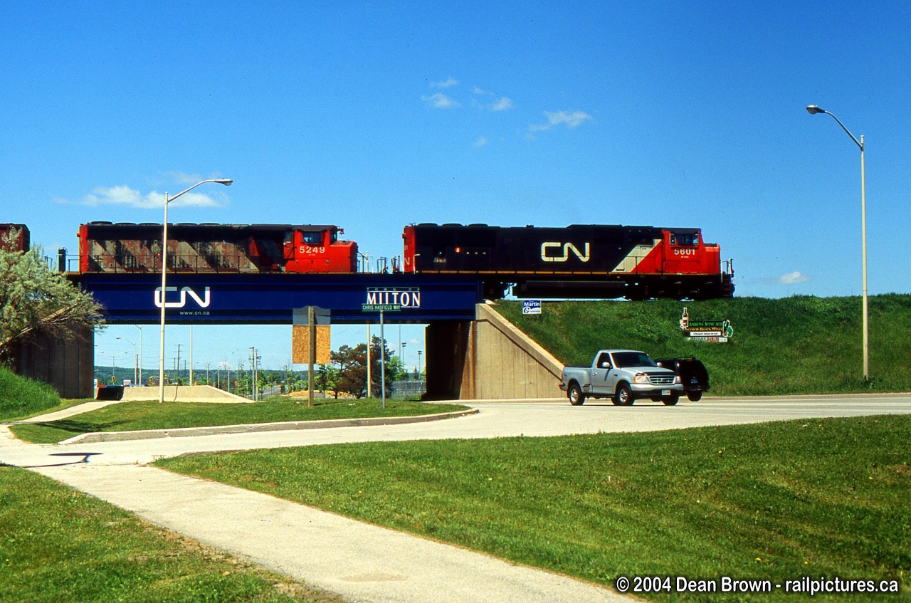 Railpictures.ca - Dean Brown Photo: CN EB crossing Martin St. in Milton approaching Milbase on ...