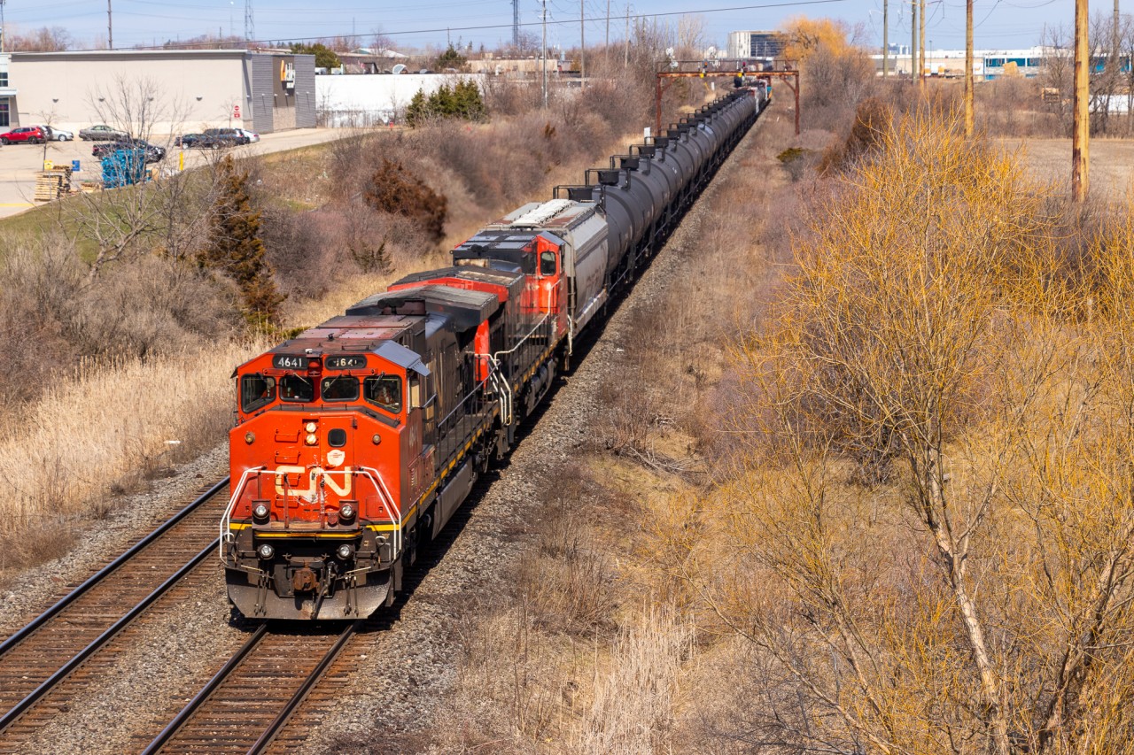 Railpictures.ca - Isaac Bryson Photo: CN 435 slows their train down as they approach Burlington ...