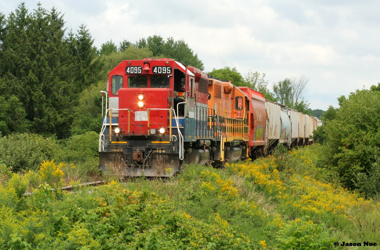 Railpictures.ca - Jason Noe Photo: RLK 4095 slowly approaches Kippen Road in the hamlet of ...