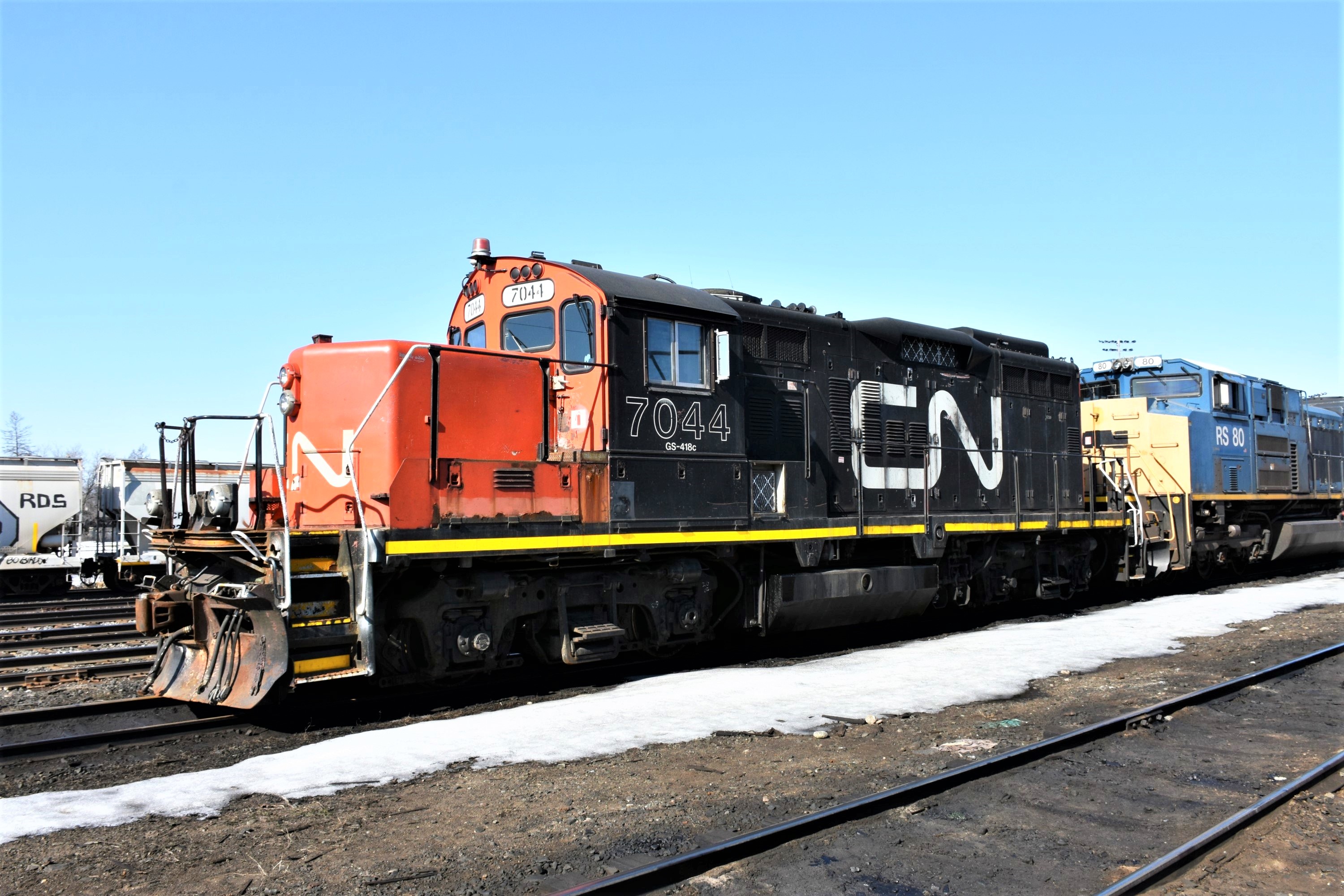 Railpictures.ca - Paul O'Shell Photo: CN 7044 GS-418c EMD GP9RM (ex-CN 4318 GP9) sits in line ...