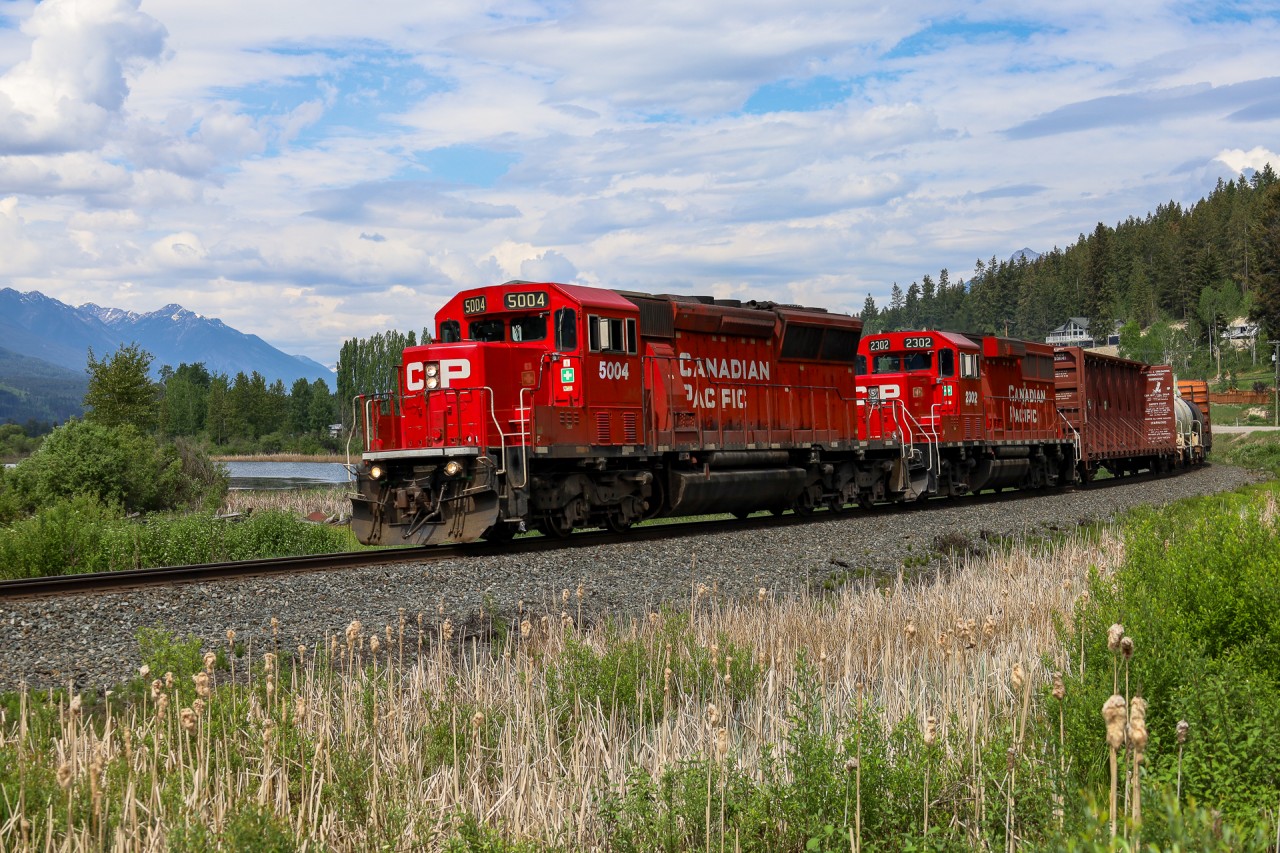 Railpictures.ca - Rob Eull Photo: The Golden to Fort Steele Wayfreight rolls through Parson, BC ...