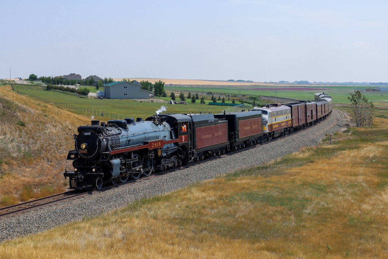 Railpictures.ca - Rob Eull Photo: CP 2816 highballs through Nobleford ...