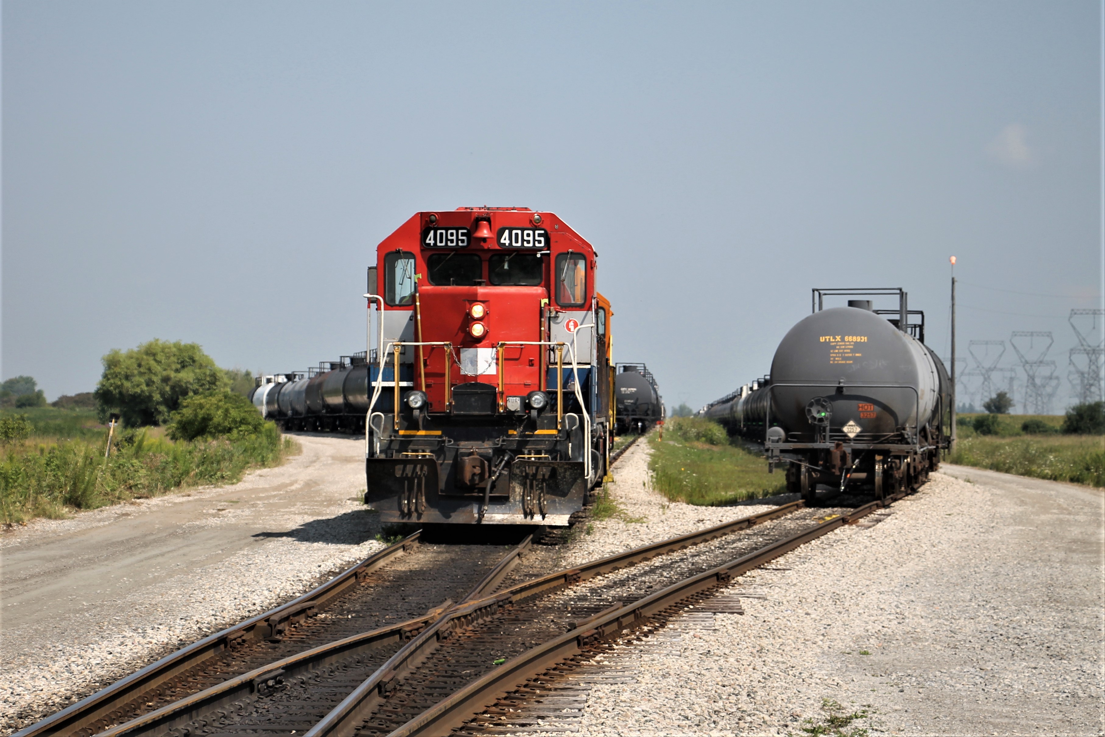 Railpictures.ca - Terry O'Shell Photo: RLK 4095 with QGRY 2301 trailing is ready to pull south ...