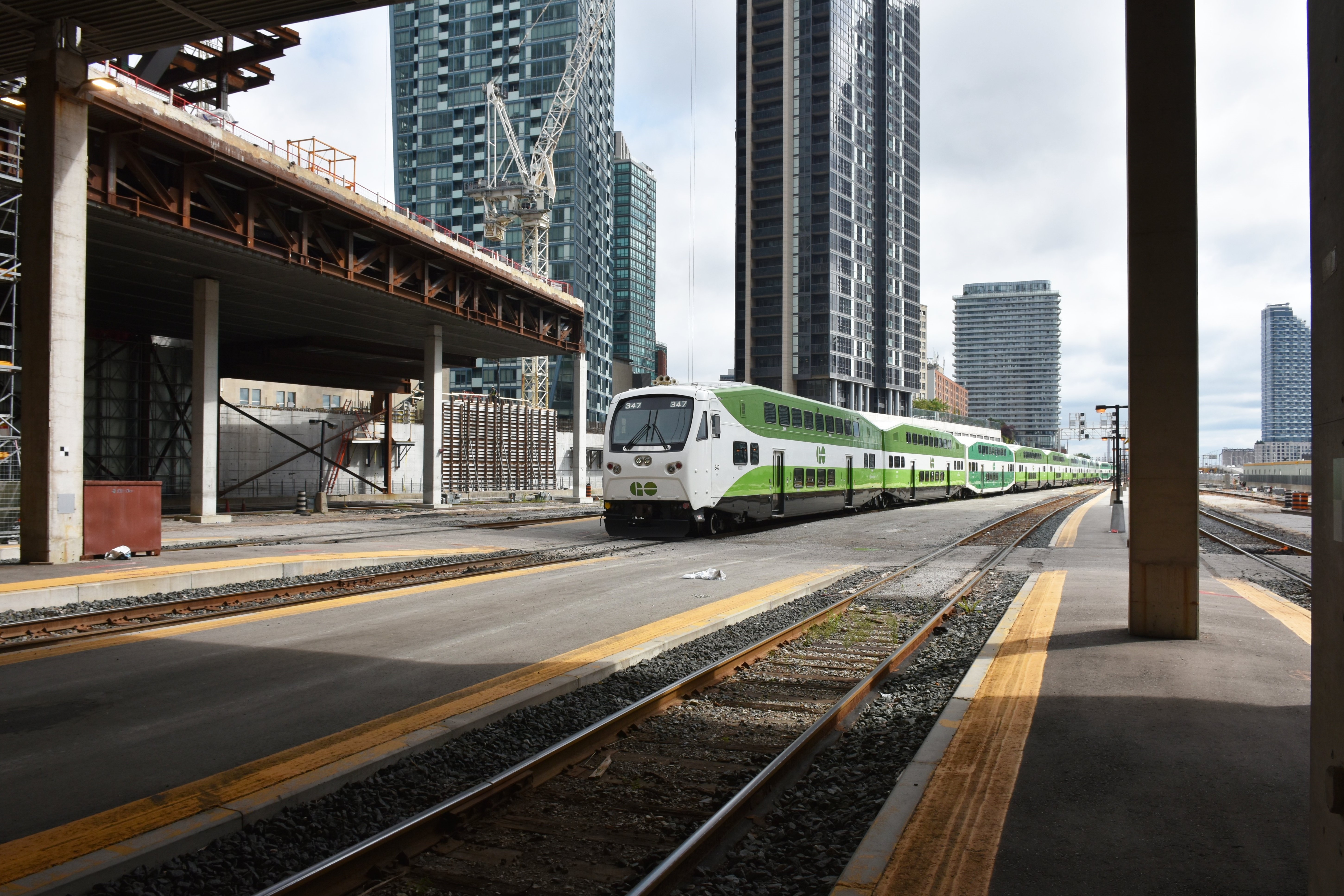 Railpictures.ca - Paul O'Shell Photo: Westbound GOT 347 cab car is about to enter the Toronto ...