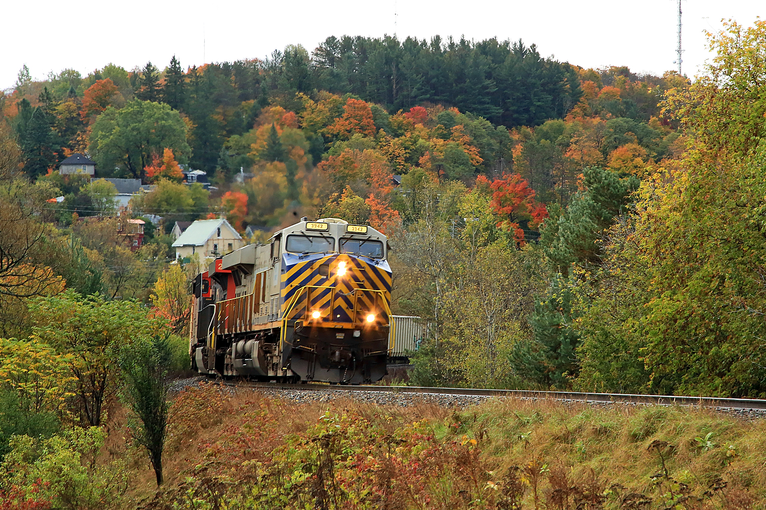 Railpictures.ca - Wayne Shaw Photo: CN 451 departs Huntsville after setting out 1 MoW gondola ...