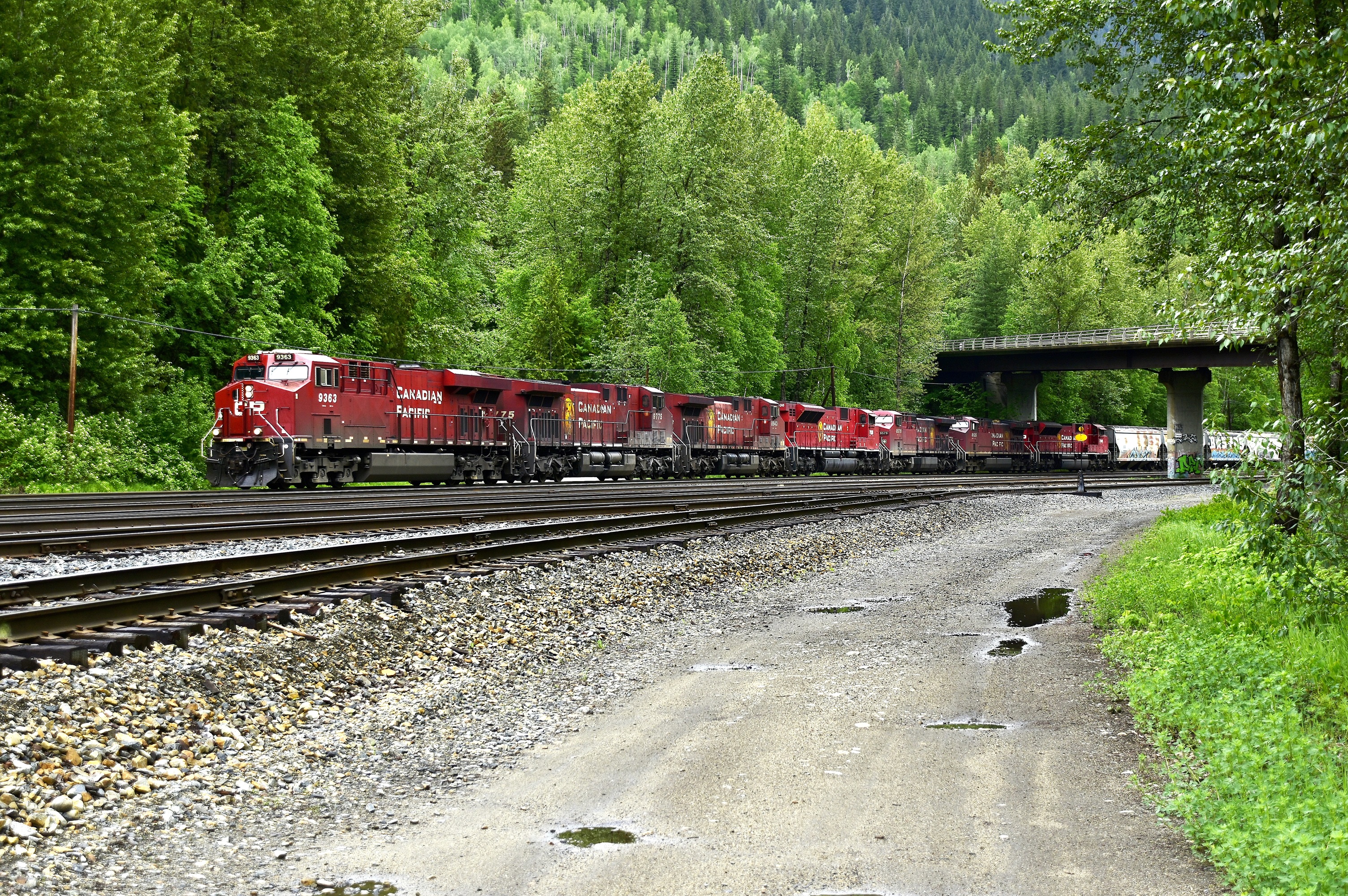 Railpictures.ca - Richard Hart Photo: A westbound load of grain rolls into Revelstoke with 7 ...