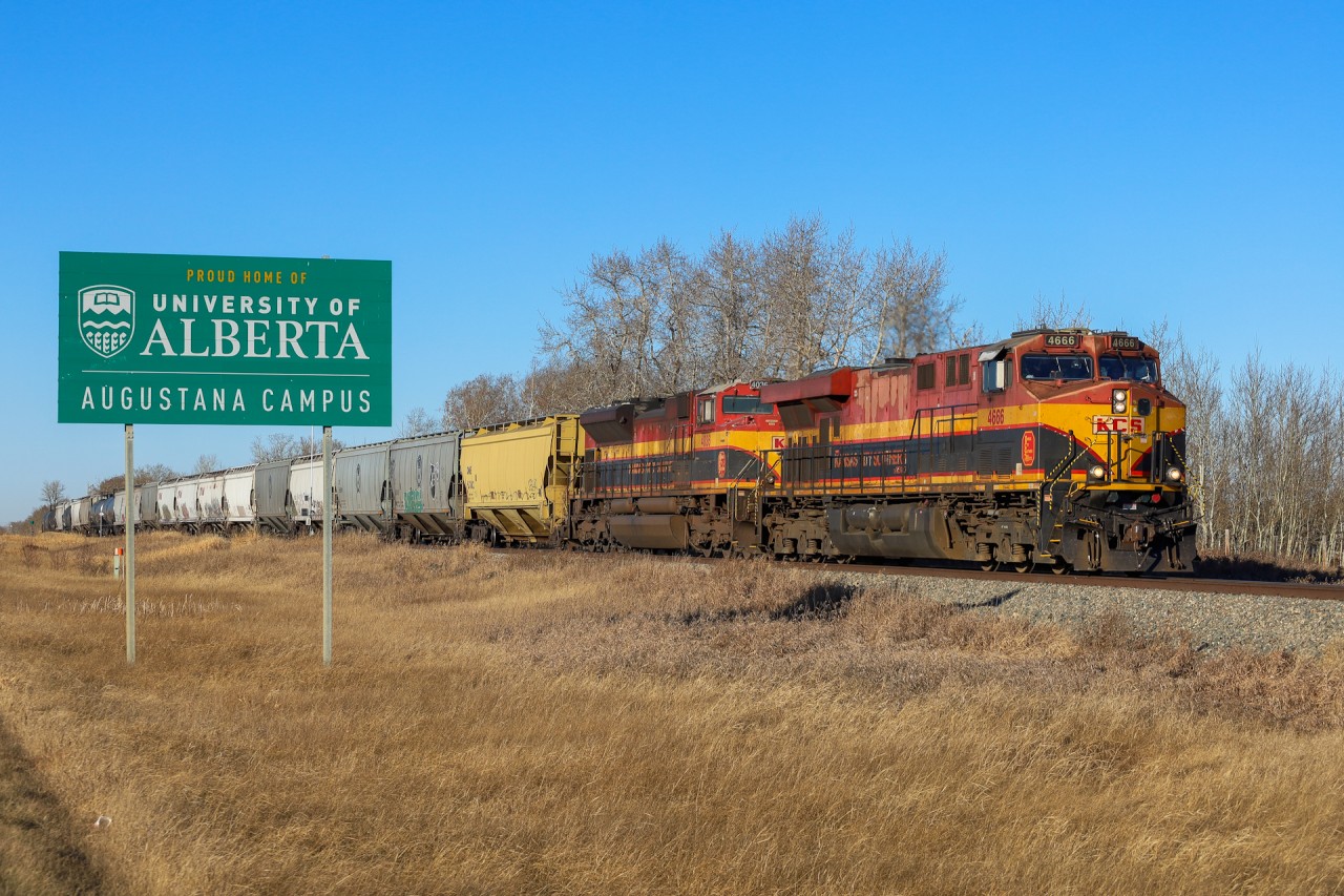 Railpictures.ca - Rob Eull Photo: KCSM 4666 and KCS 4036 depart Camrose with a massive 20 car ...