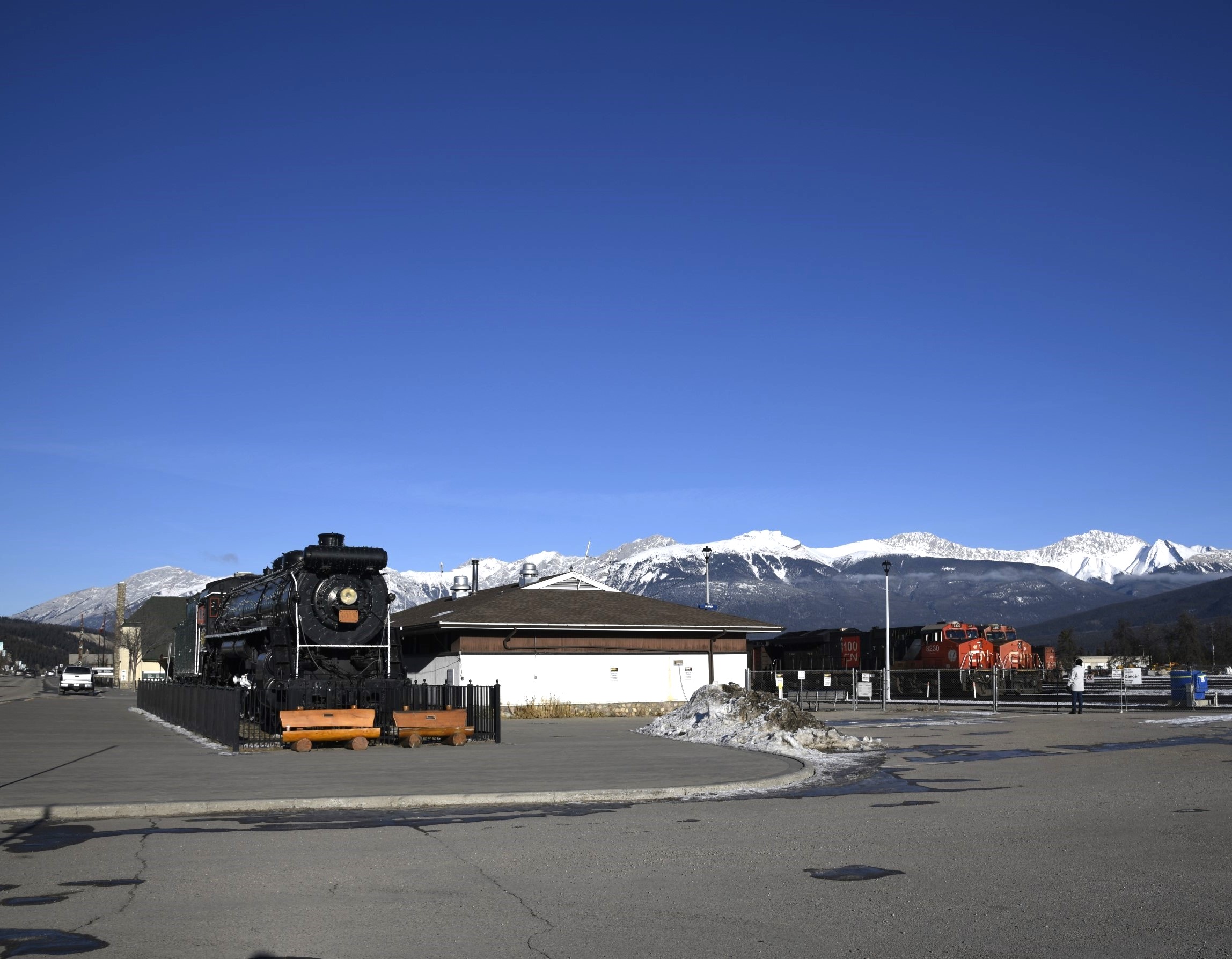 Railpictures.ca - Paul O'Shell Photo: Nature-made and man-made beauties Sitting in the valley ...