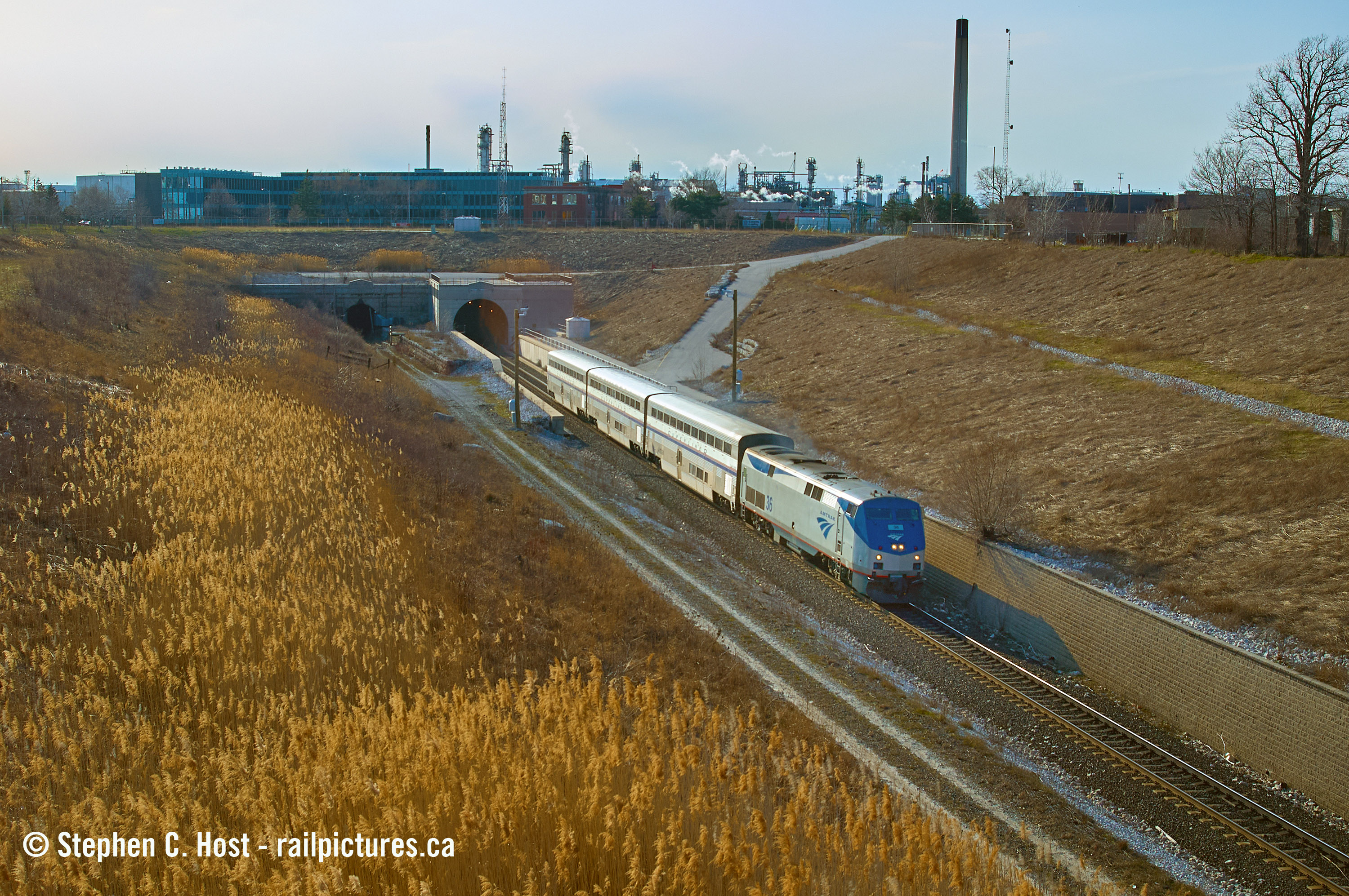 Railpictures.ca - Stephen C. Host Photo: Amtrak’s “International” has just crossed into Canada ...