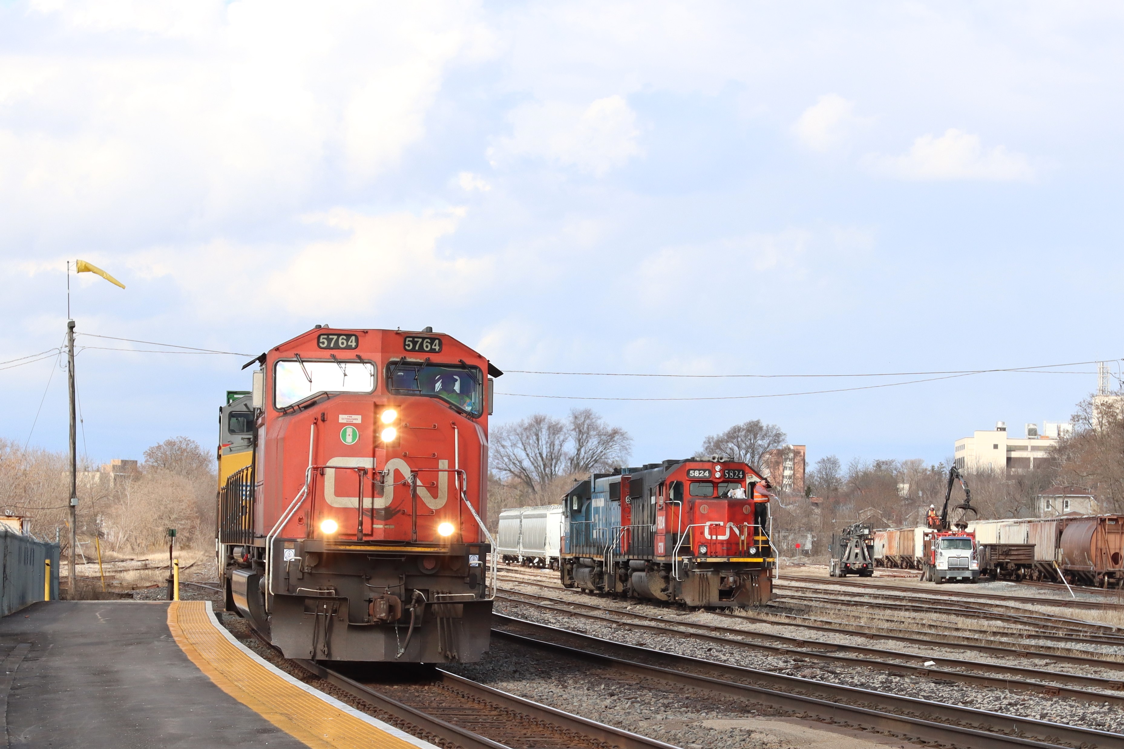 Railpictures.ca - Terry O'Shell Photo: Q148 slides by on the south as L580′s power is being tied ...