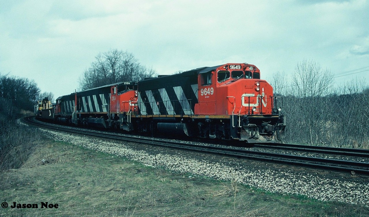 Railpictures.ca - Jason Noe Photo: CN 411 is pictured during a sunny break approaching Bayview ...