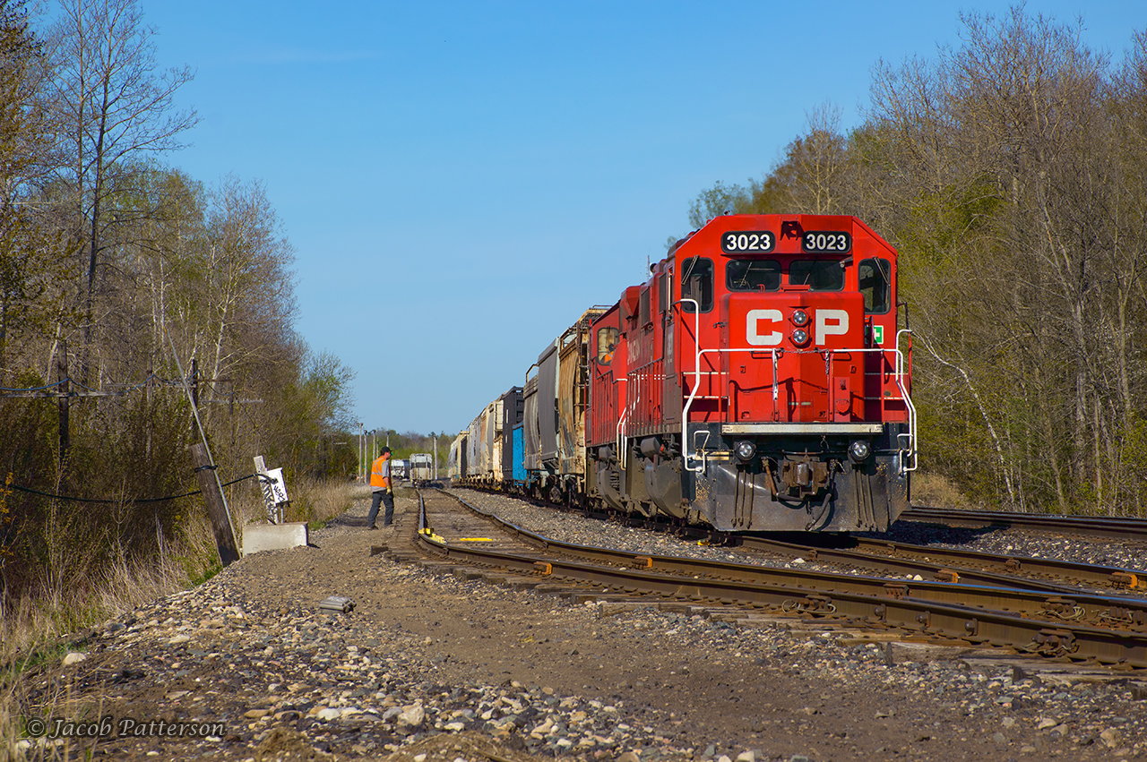 Railpictures.ca - Jacob Patterson Photo: CP H88 ties onto their lift at Guelph Junction, ready ...