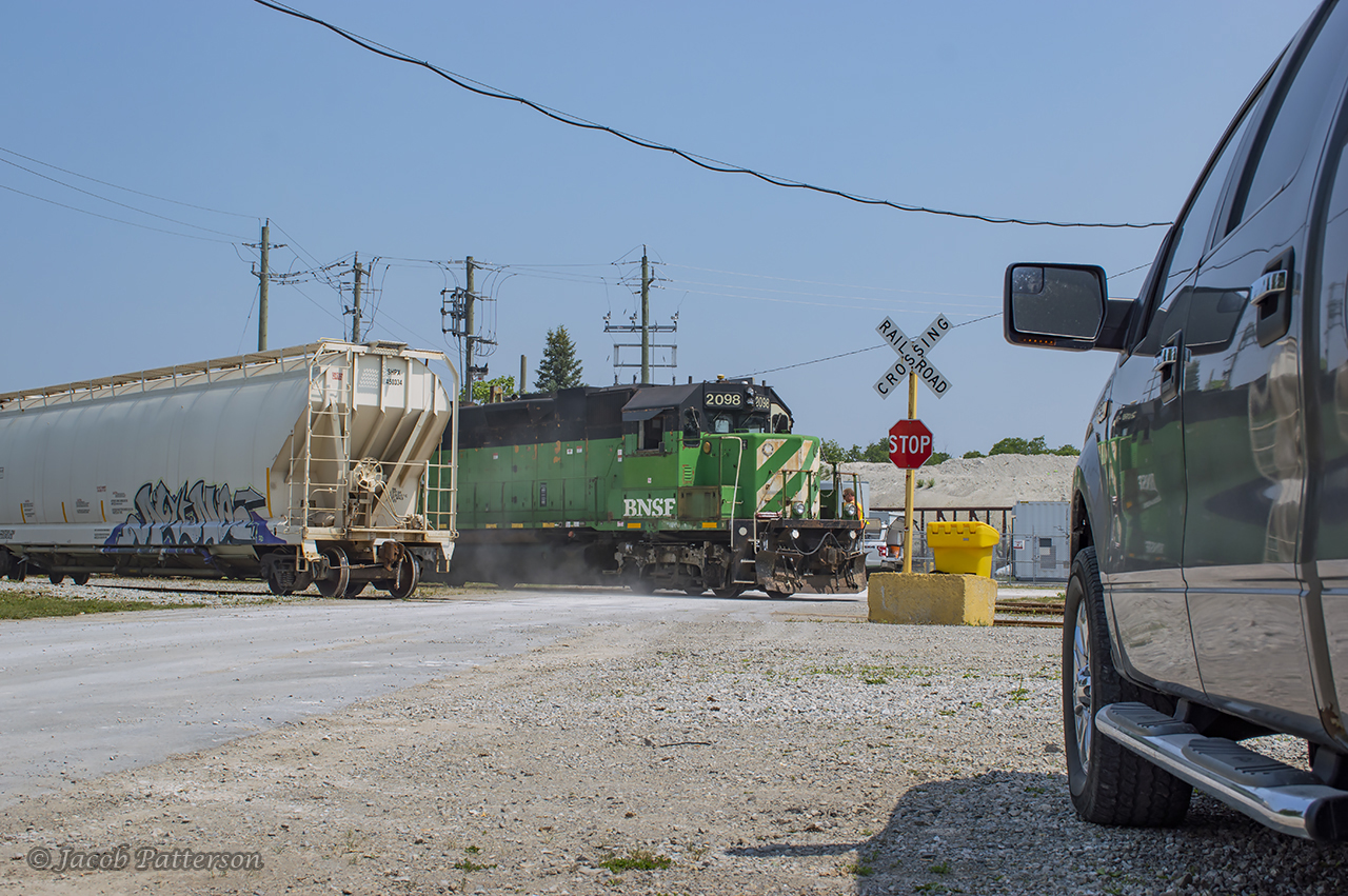 Railpictures.ca - Jacob Patterson Photo: A BNSF geep, an American style crossbuck, here on a ...